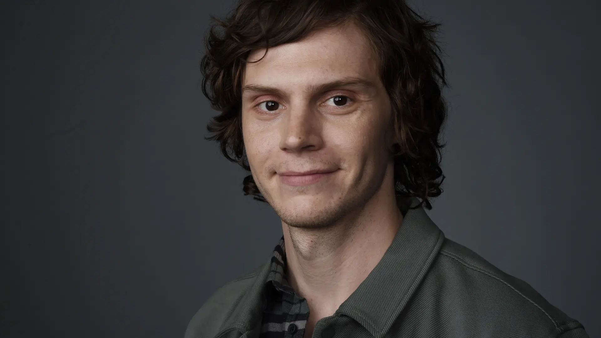 Dónde ver otras películas y series de Evan Peters el protagonista de