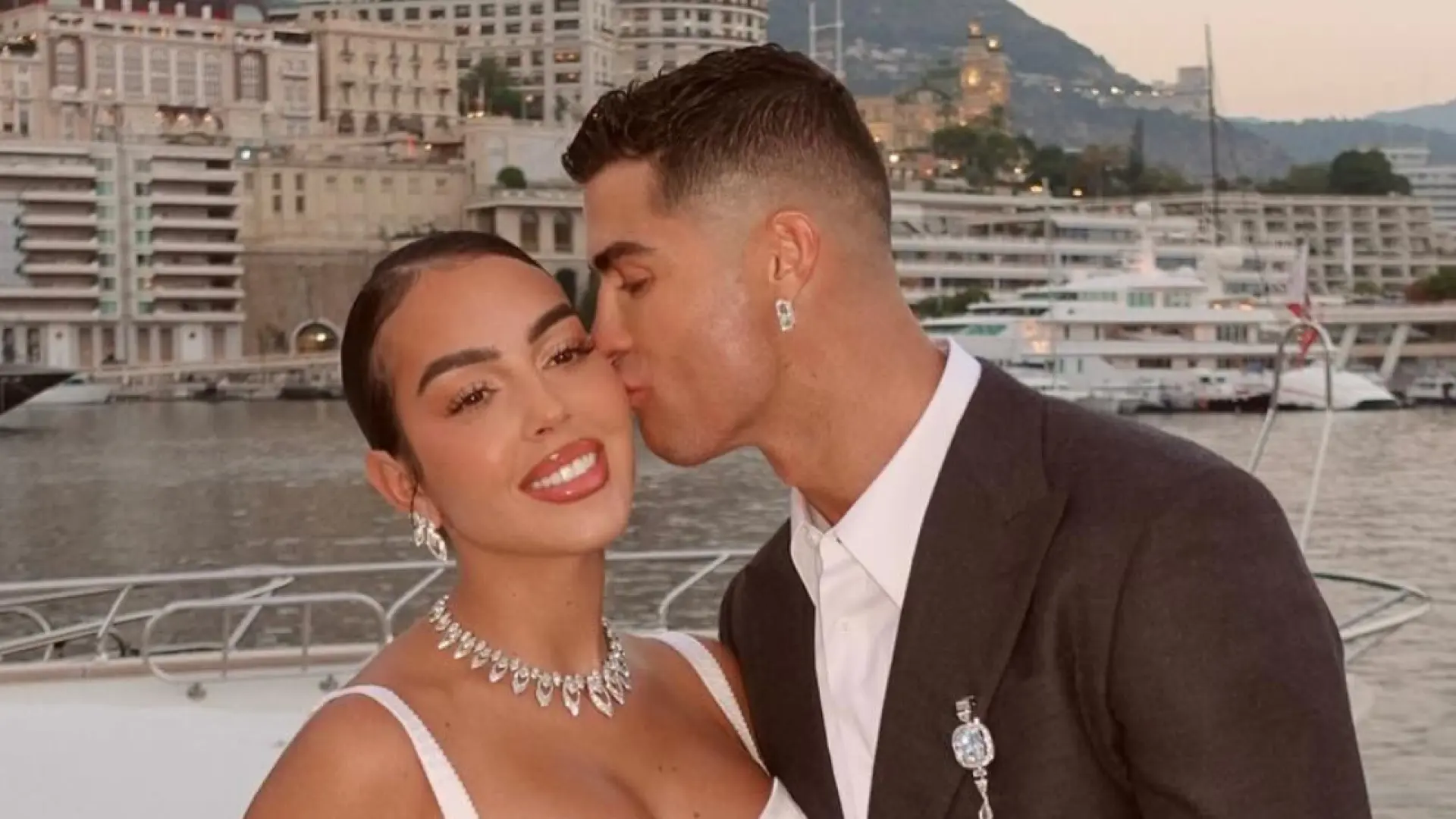 Georgina Rodríguez triunfa en Mónaco con un minivestido blanco satinado