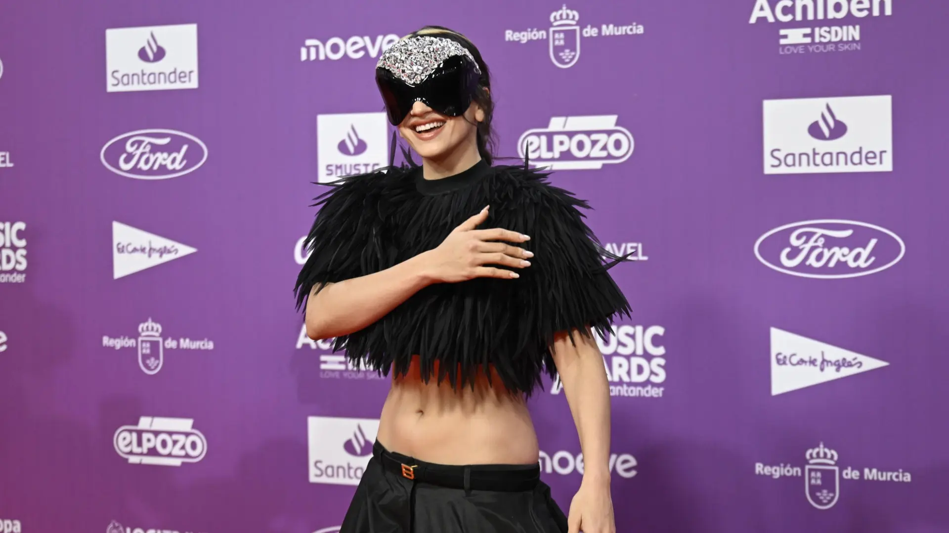 Rosalía conquista la alfombra roja de Los 40 Music Awards con gafas de ...