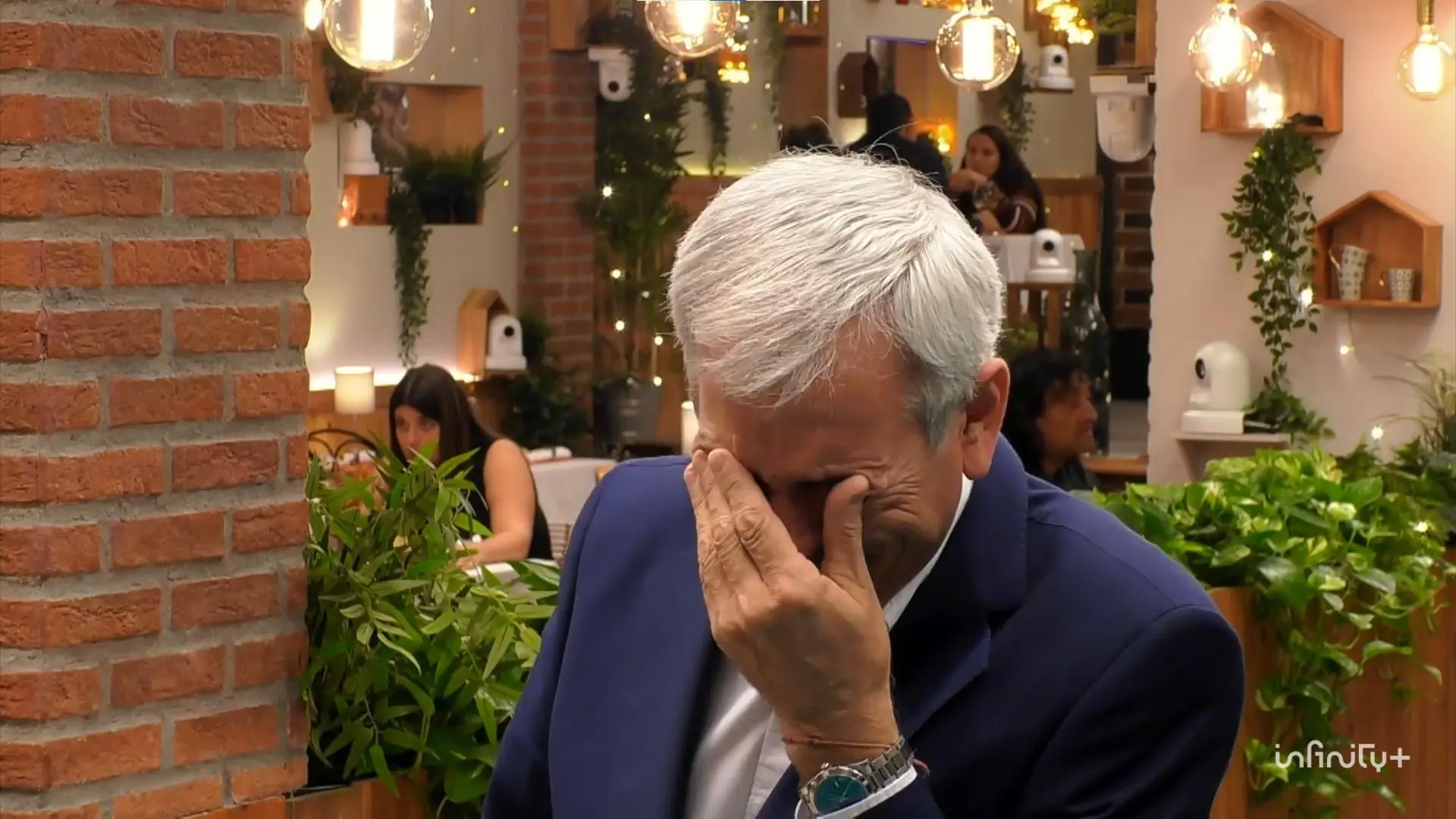 Un ataque de risa impide a Carlos Sobera entrevistar a una comensal de ...