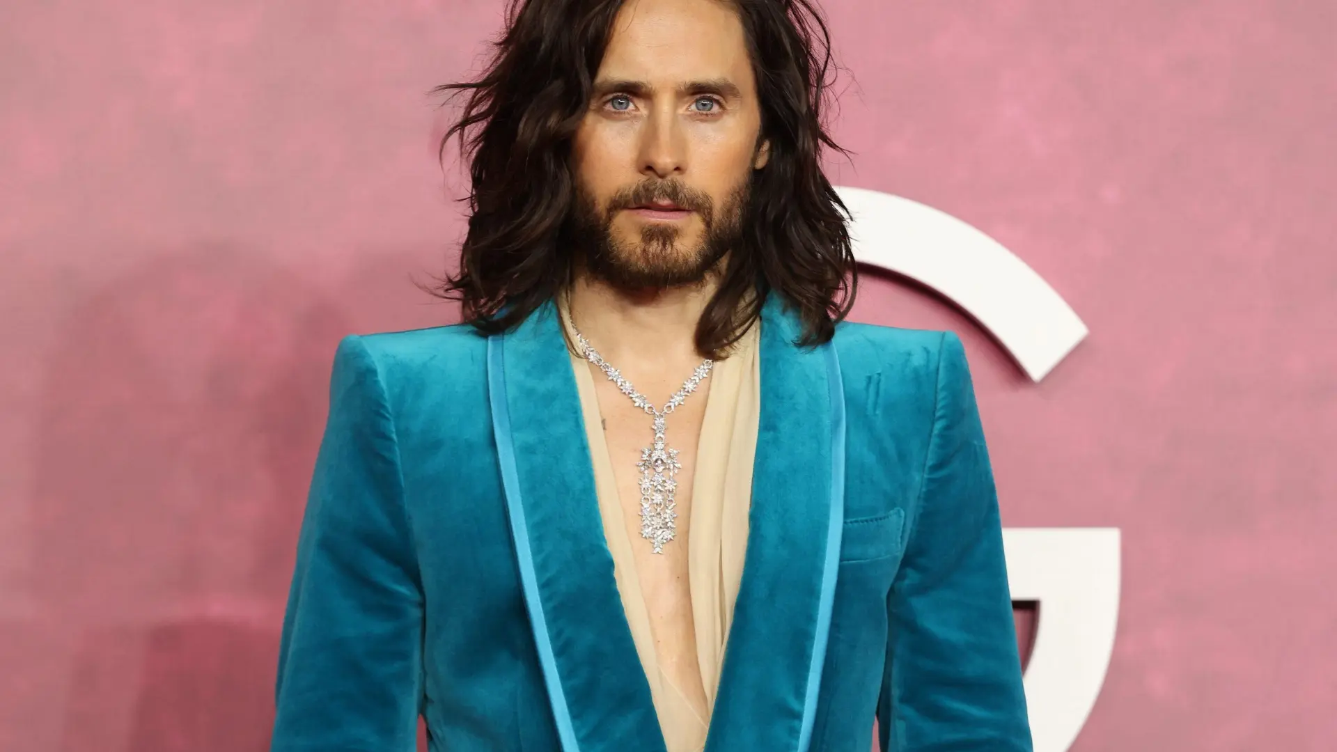 Jared Leto escala, sin arneses ni seguridad, el castillo Sforzesco de ...