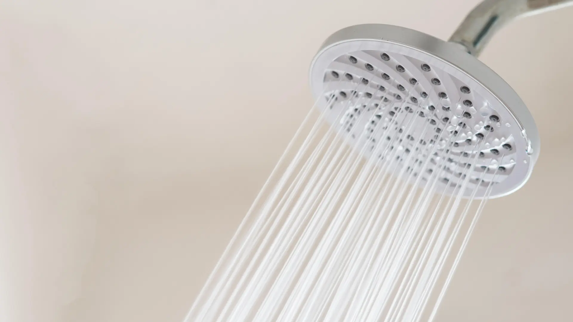 Cuántos litros de agua se gastan en una ducha de cinco minutos