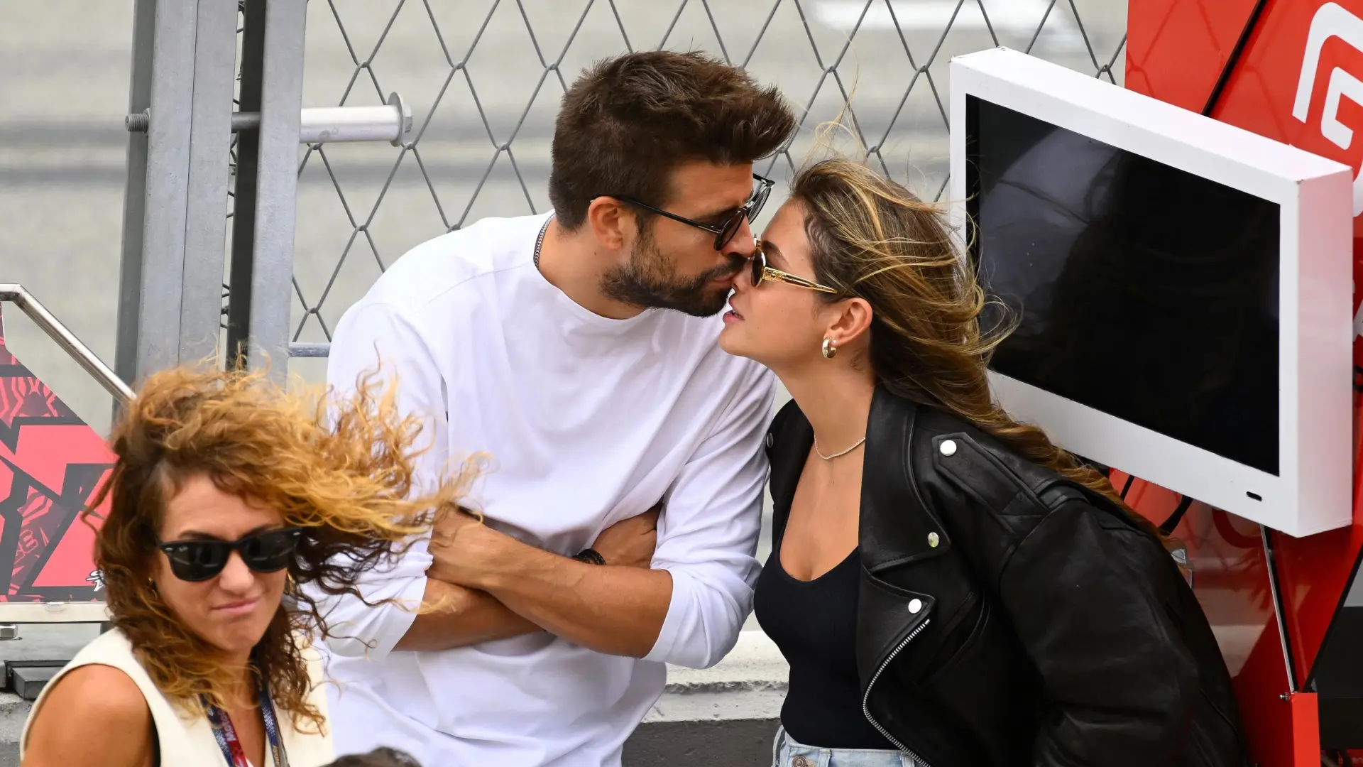 El derroche de amor de Gerard Piqué y Clara Chia en Montmeló