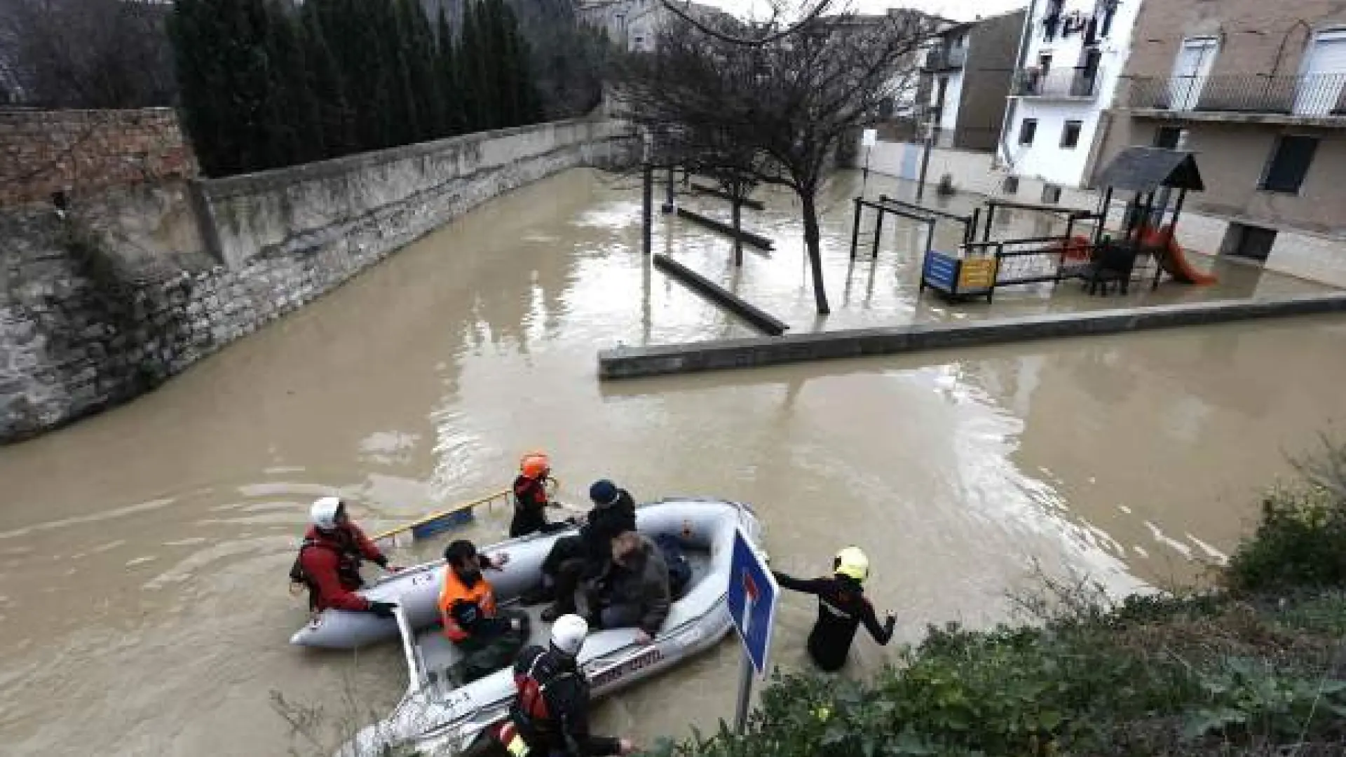 La riada entra en Aragón con fuerza tras anegar 20.000 hectáreas en Navarra