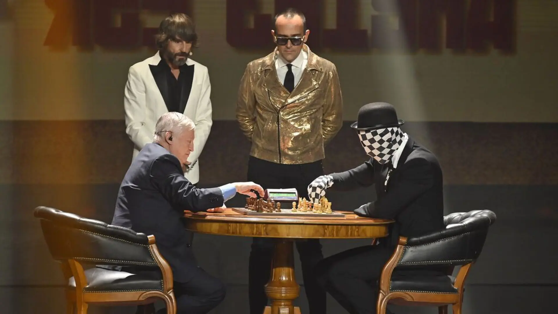 La leyenda del ajedrez Anatoli Karpov juega una partida con Rey Enigma ...