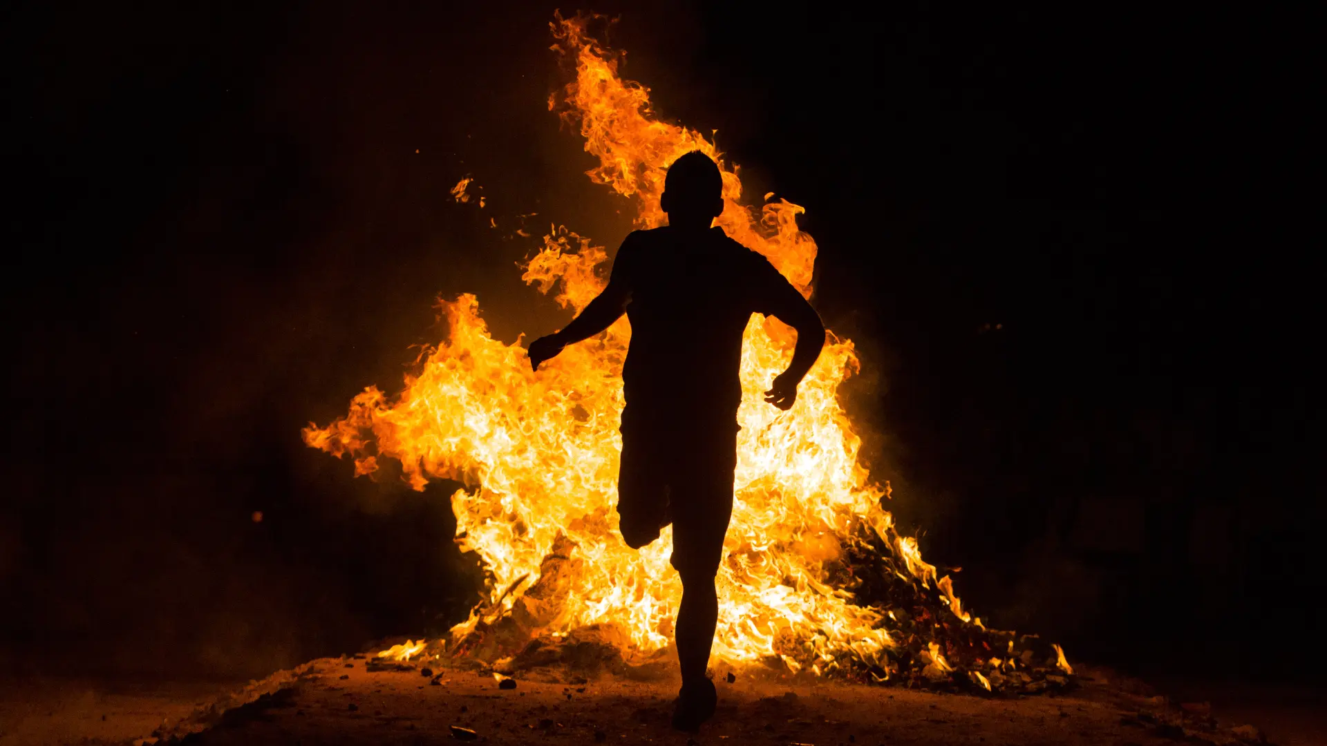 Foto: Paso del fuego | La noche mágica de San Juan vuelve tras dos años de hogueras apagadas