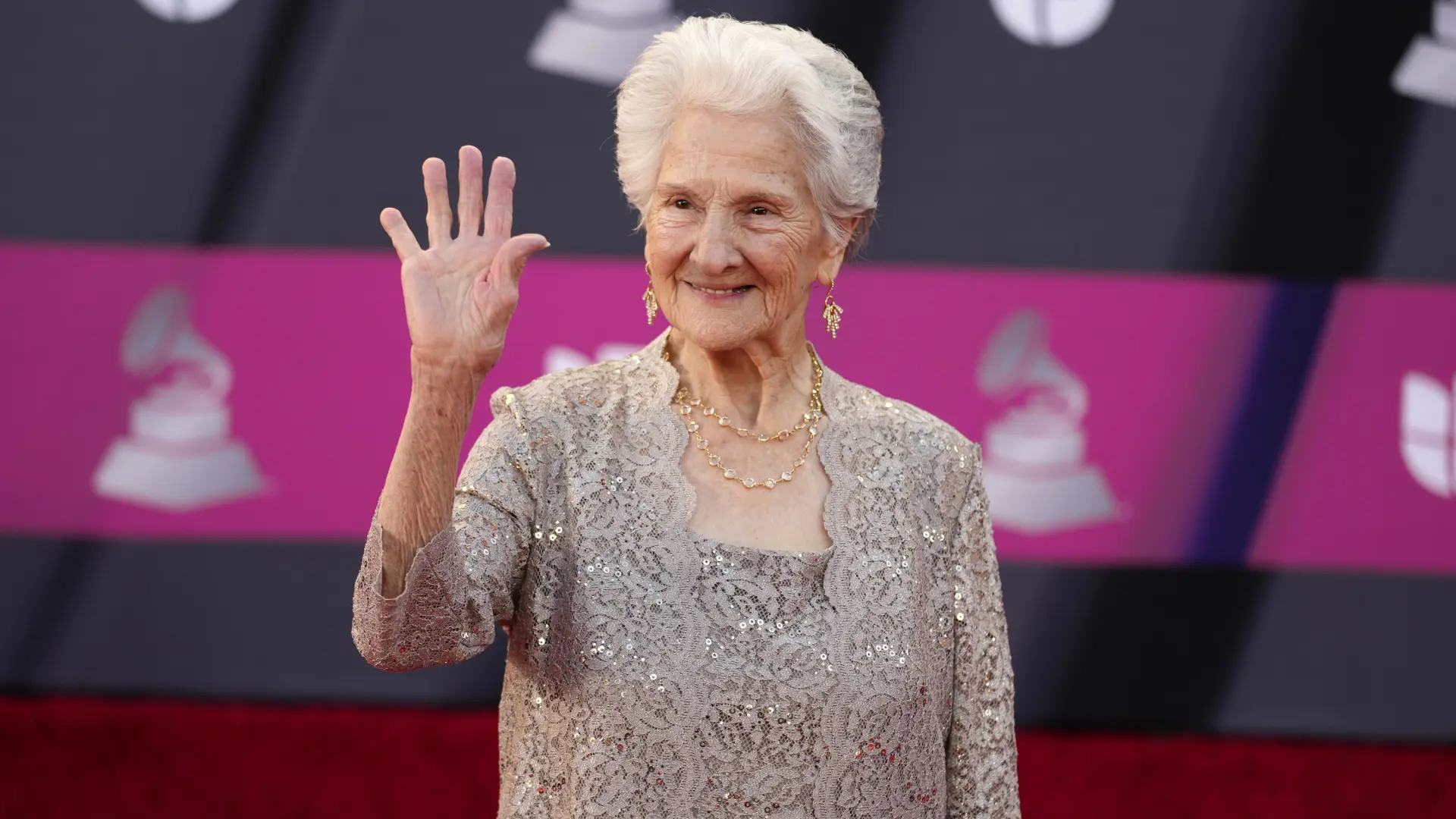 Así es Ángela Álvarez, la cantautora de 95 años que ha ganado el premio ...