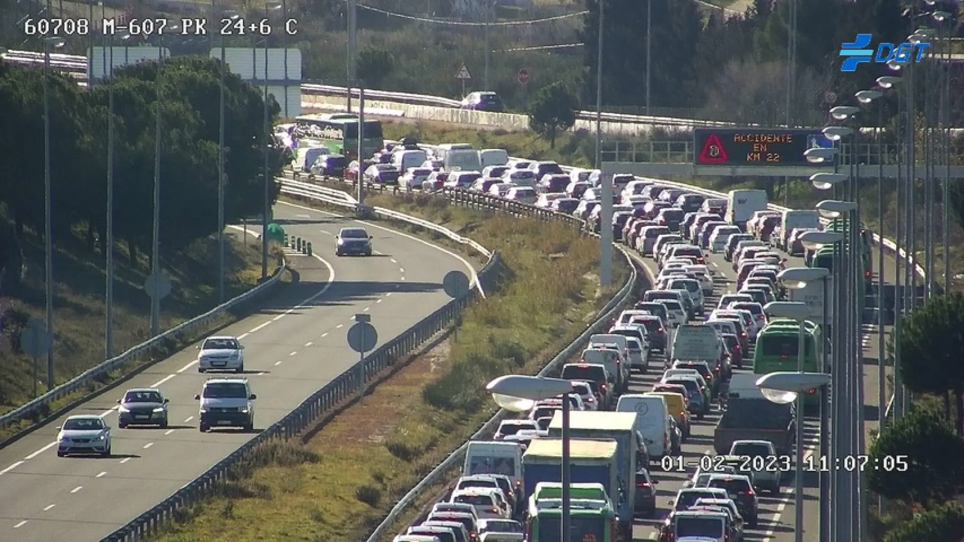 Tráfico en Madrid: el vuelco de un camión corta tres carriles de la M-607 y provoca una ...