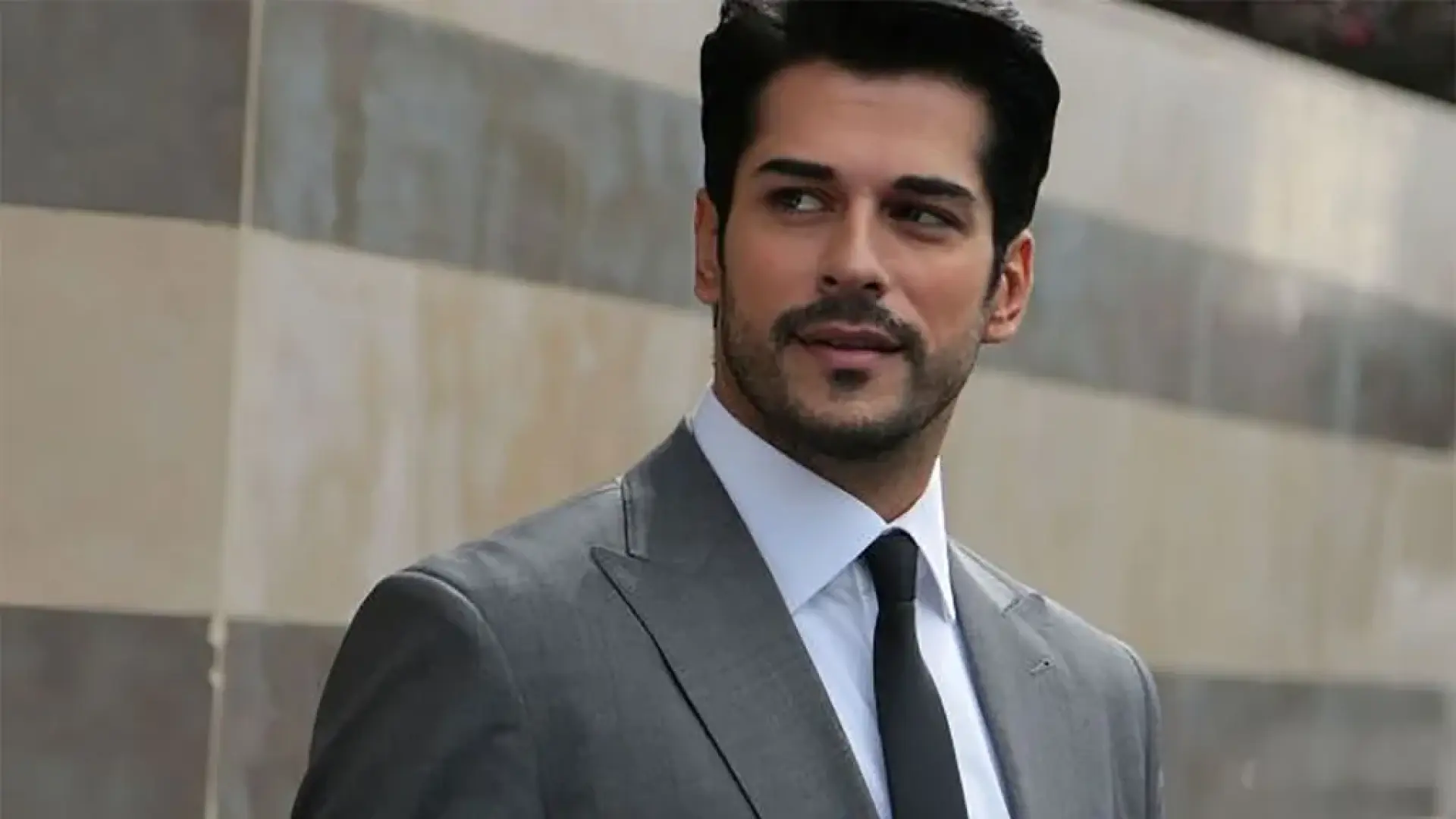 Ugur Aslan, de 'Kara Sevda', llora el fallecimiento de su familia en el ...