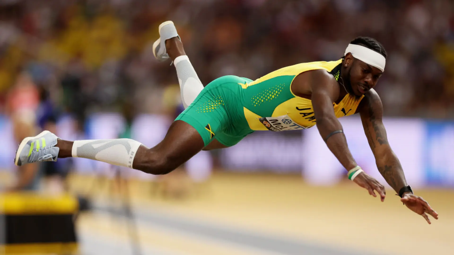 El jamaicano McLeod inventa el salto de longitud más surrealista de la historia