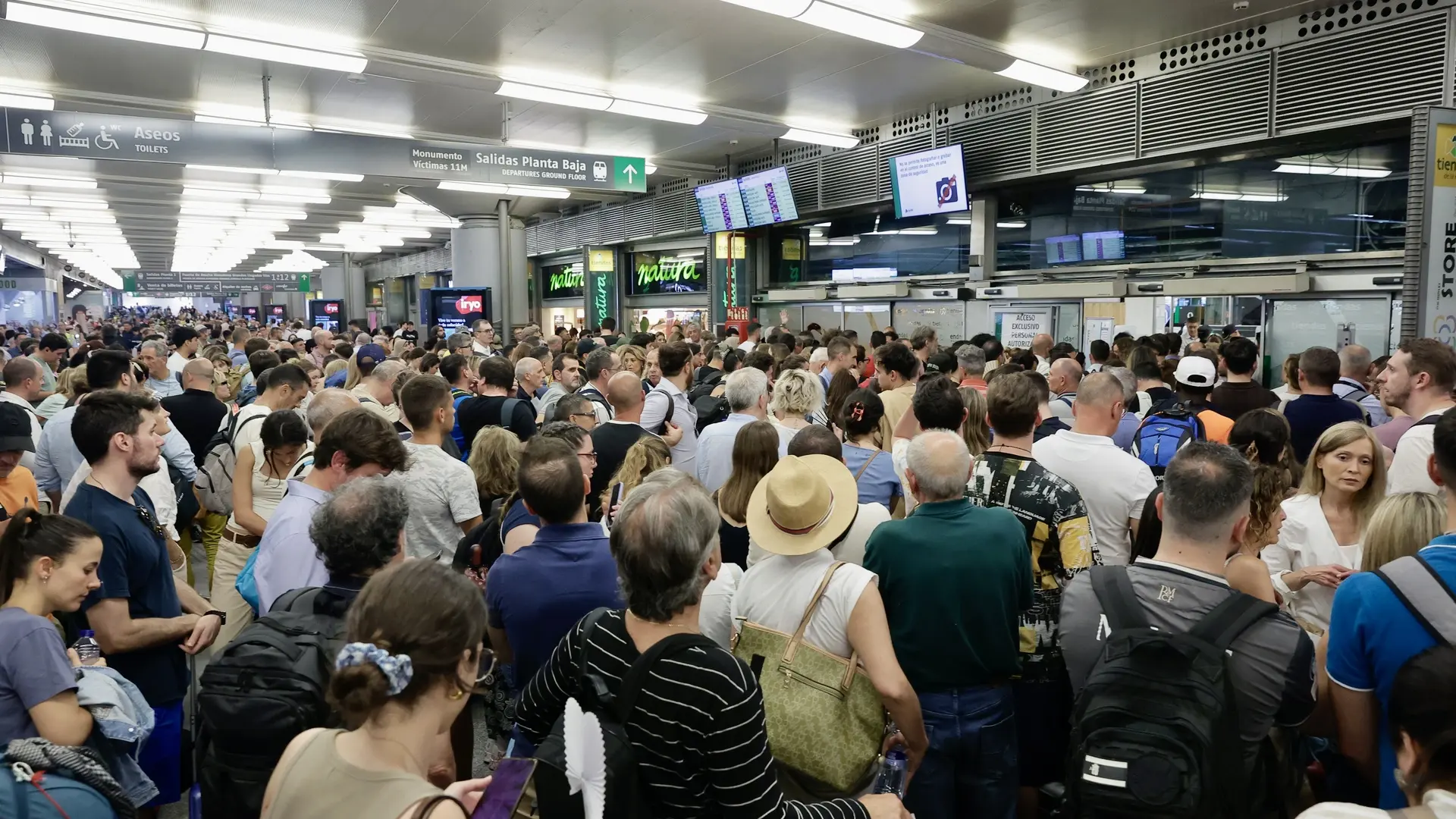 Foto: Atocha. Colapso Renfe. Ca da el ctrica. Descarrilamiento | El caos y el colapso en las ...