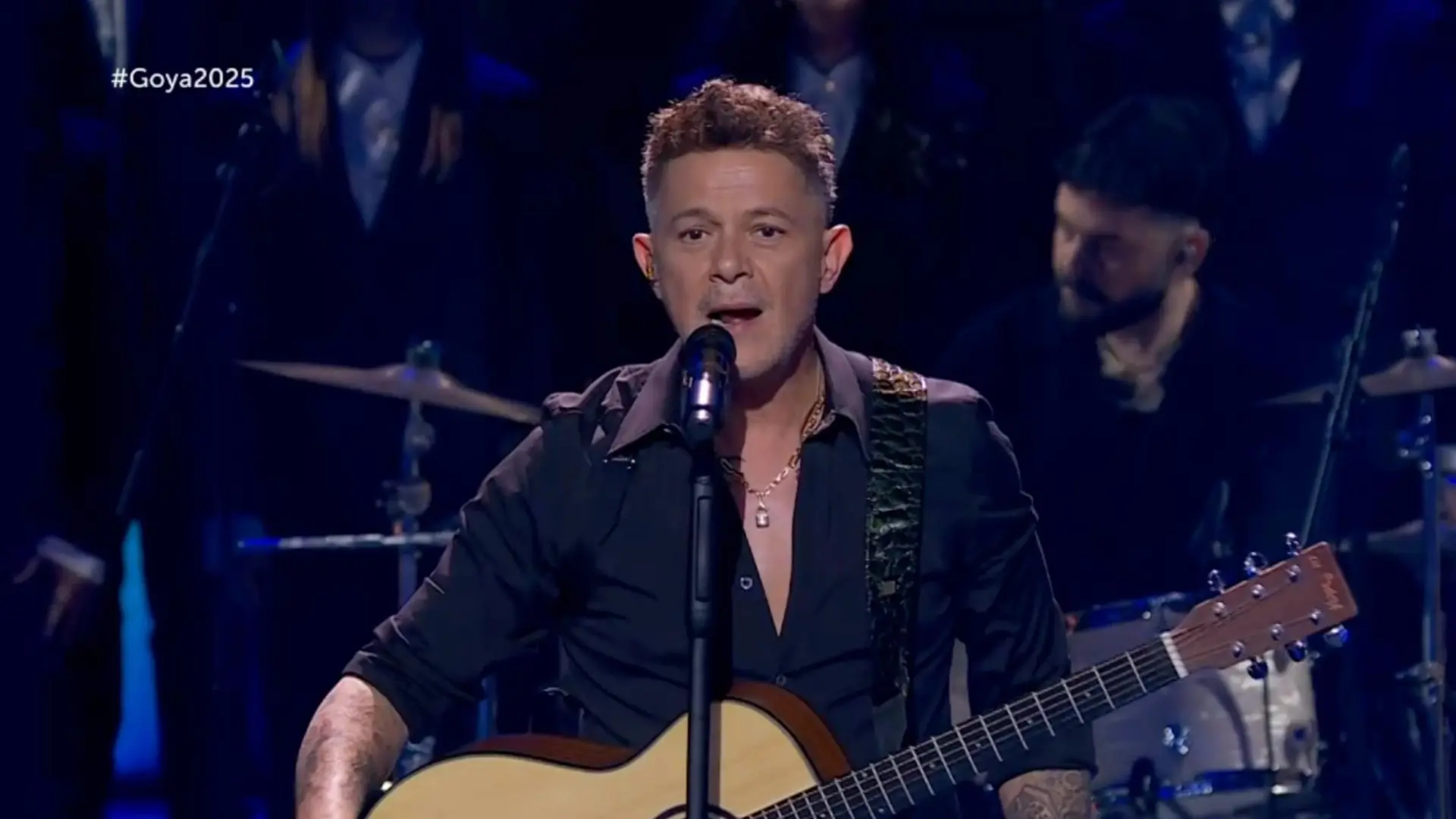 Alejandro Sanz interpreta el himno 'Abre la puerta' en los Premios Goya ...