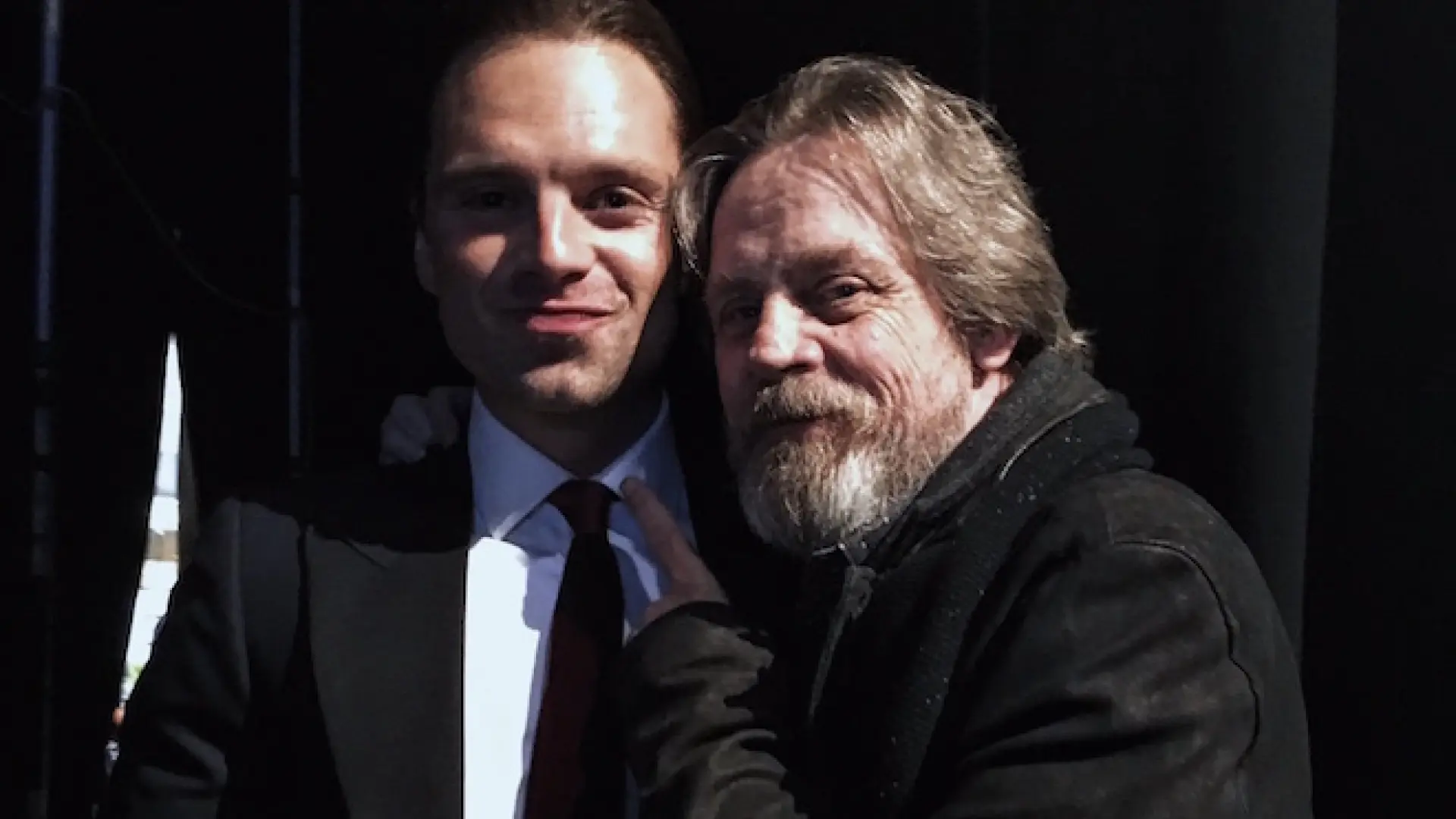 Mark Hamill trollea a Sebastian Stan por su cumpleaños