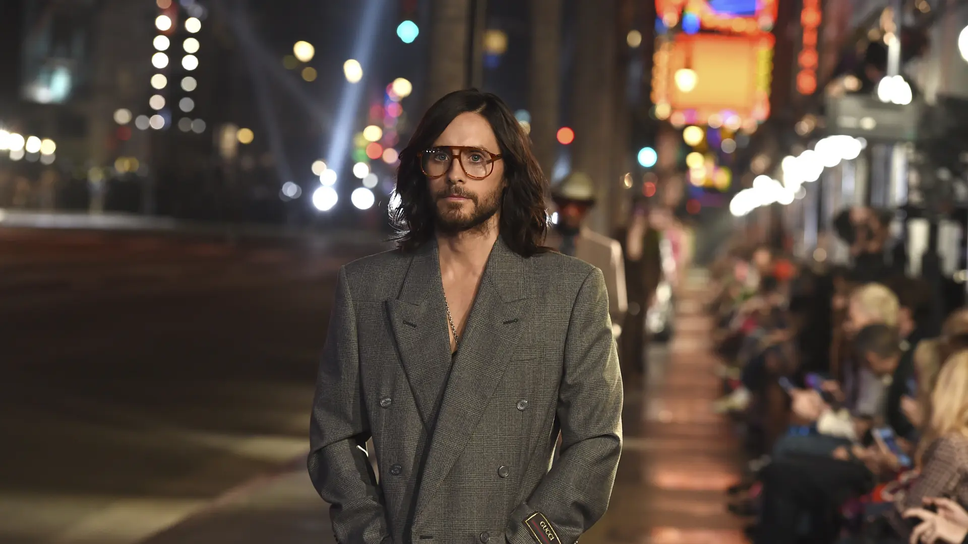 Jared Leto celebra su 50 cumpleaños con tarta y sin camiseta