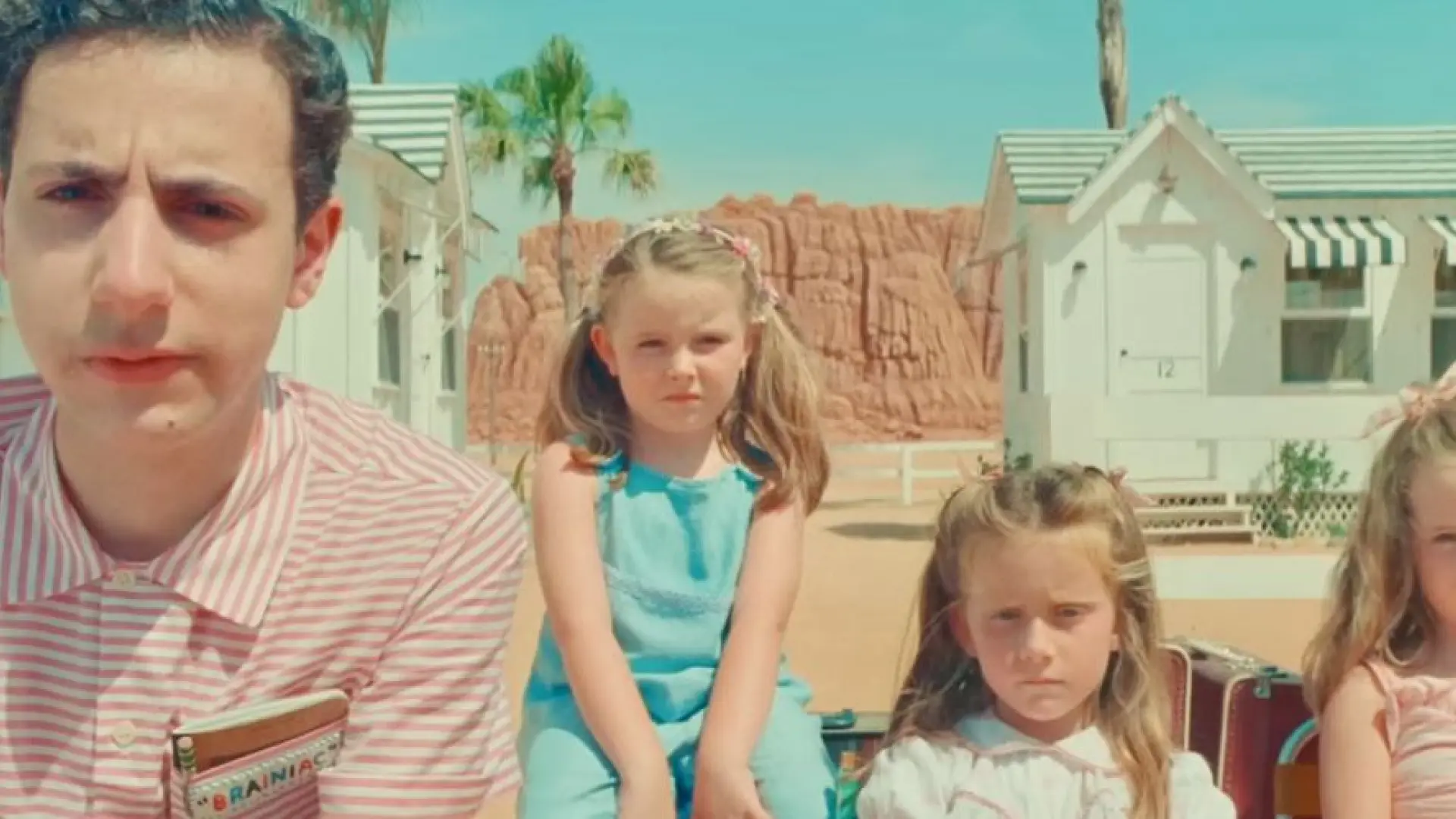 Lo que no sabes de las trillizas que debutan en 'Asteroid City': ¿Son las nuevas Olsen en ...