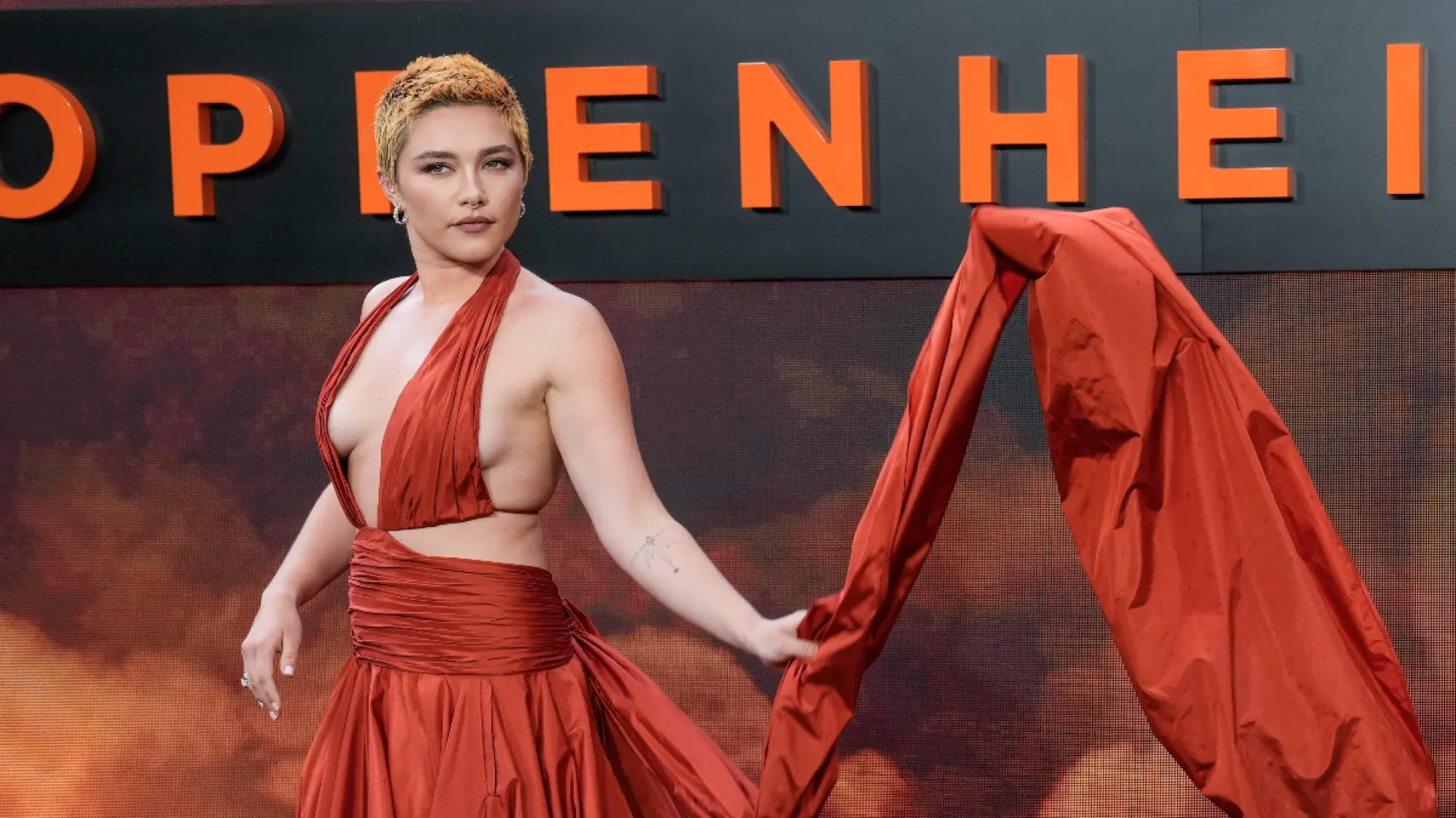 Florence Pugh, golpeada en la cara por un objeto en la presentación de ...