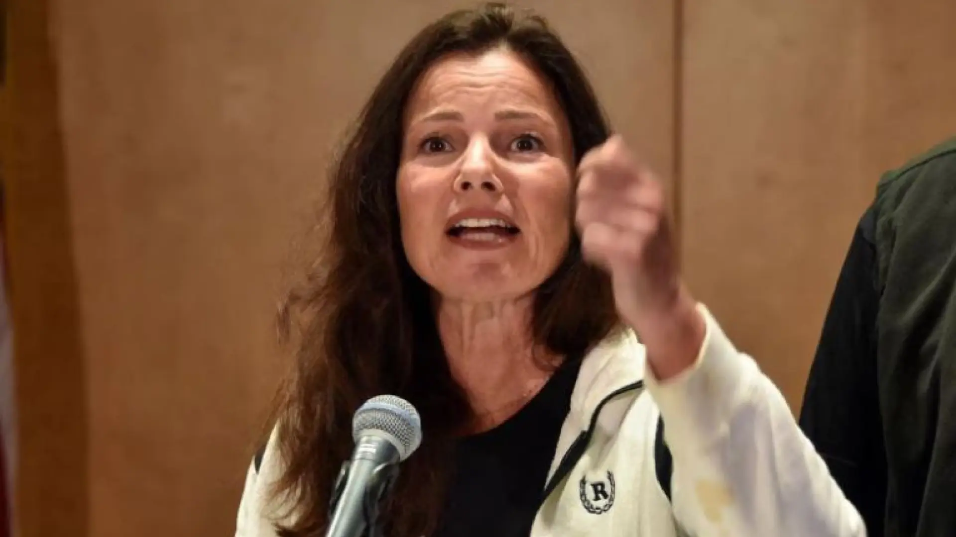 Quién es Fran Drescher, la "niñera" que hace temblar Hollywood al frente de la huelga de actores