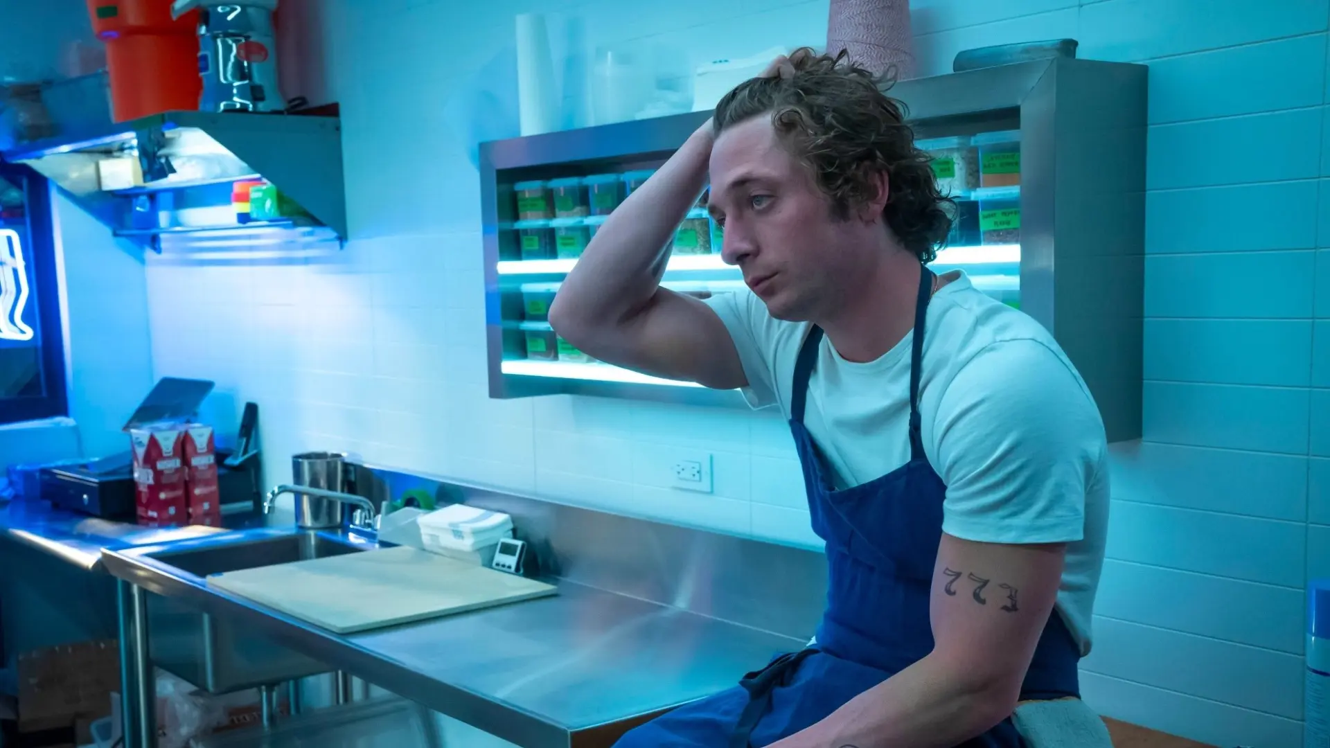 Jeremy Allen White bromea sobre su famoso anuncio para Calvin Klein ...