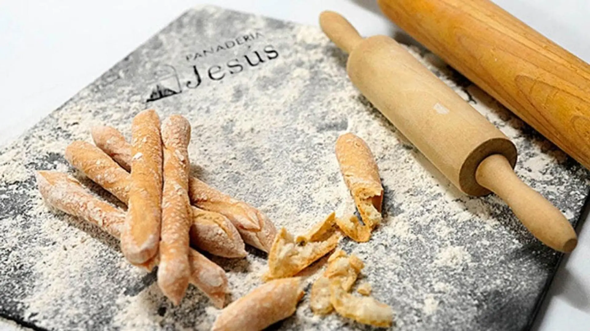 Cañas de pan feo, el producto estrella de una de las panaderías más ...