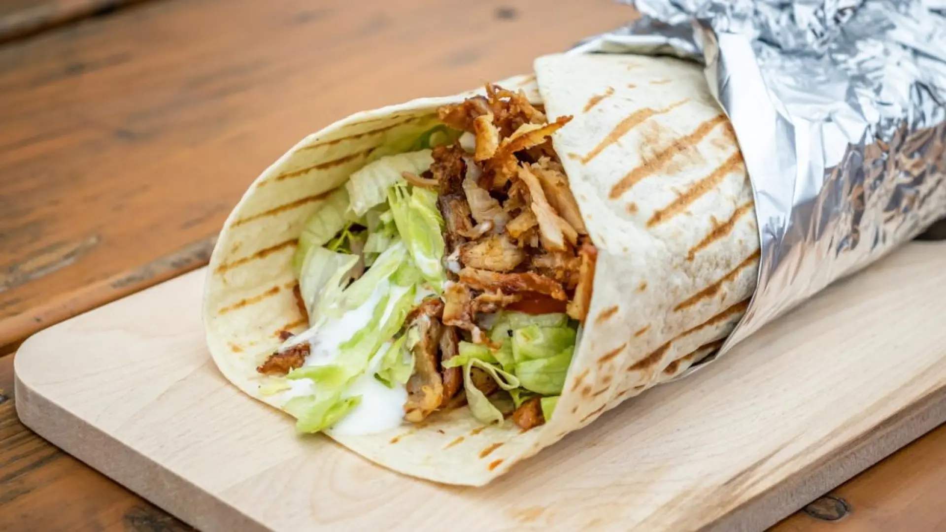 Cómo hacer en casa la auténtica salsa blanca del kebab en cinco minutos