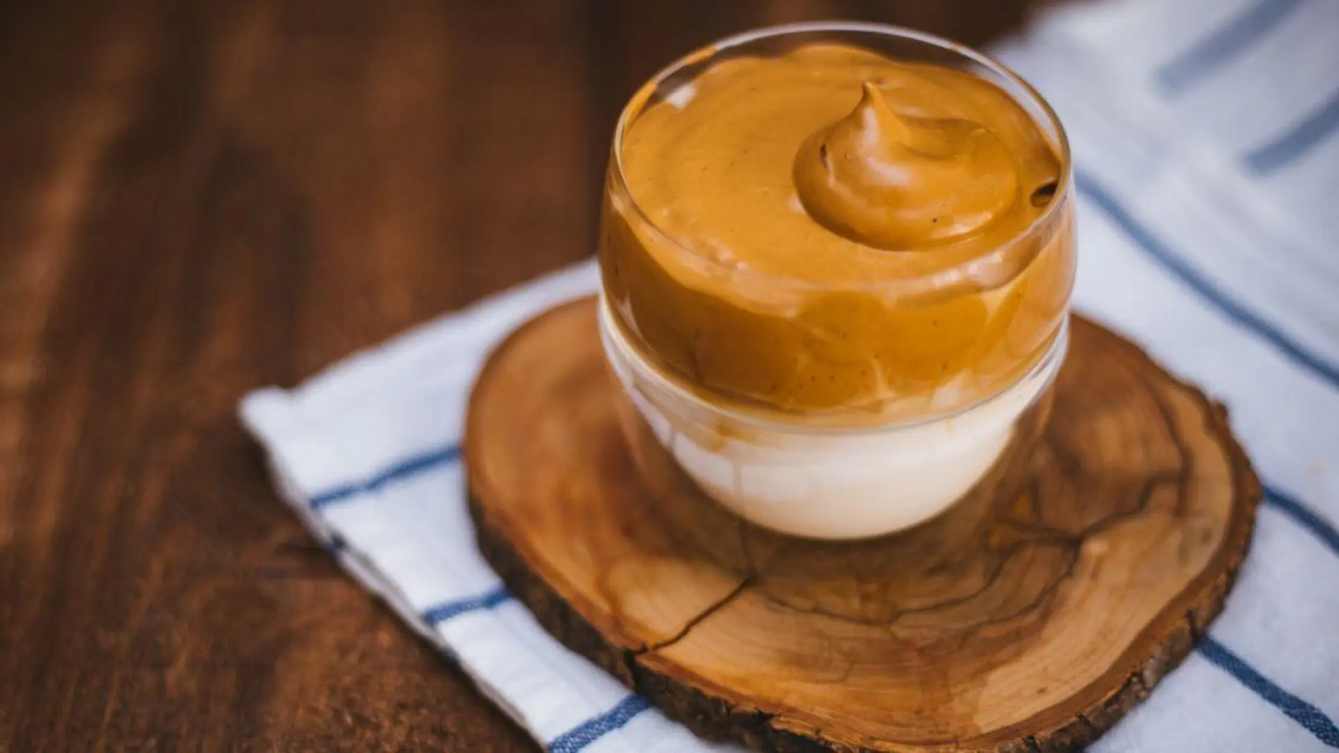 Aprende a elaborar la mágica espuma cremosa de café en tres sencillos pasos