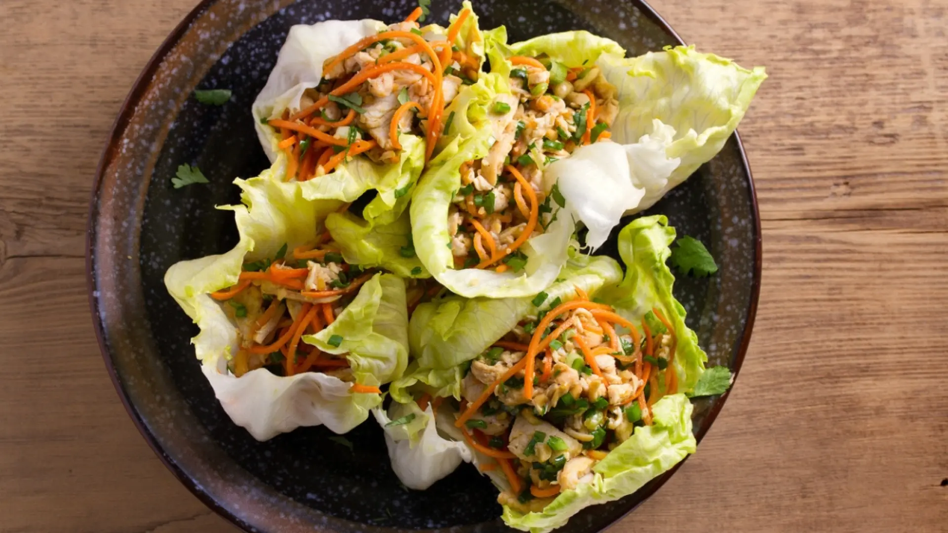 Arrollados de lechuga de pollo picante, una receta saludable y en solo ...