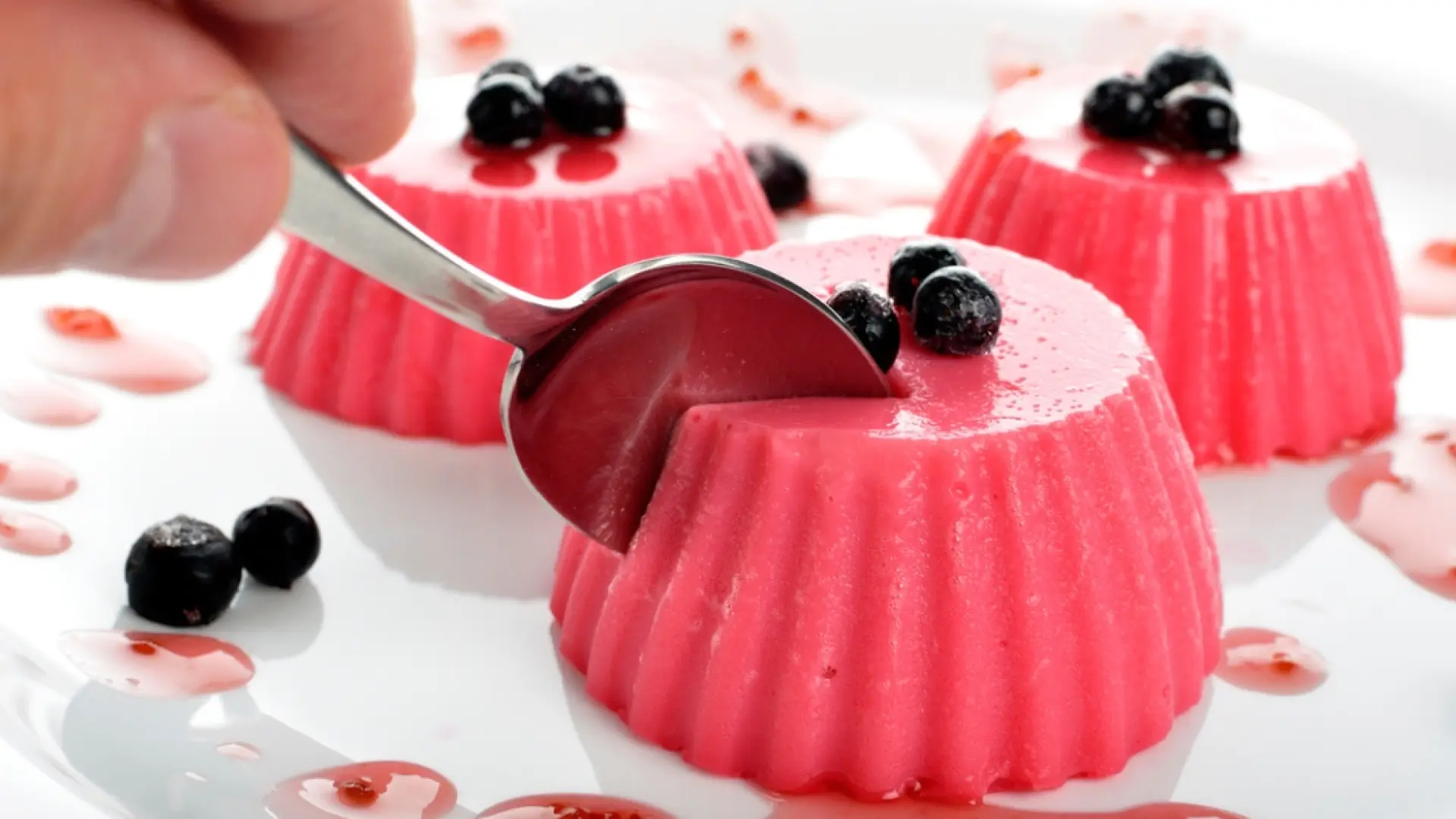 Descubre cómo hacer una deliciosa gelatina rosa de granada y coco