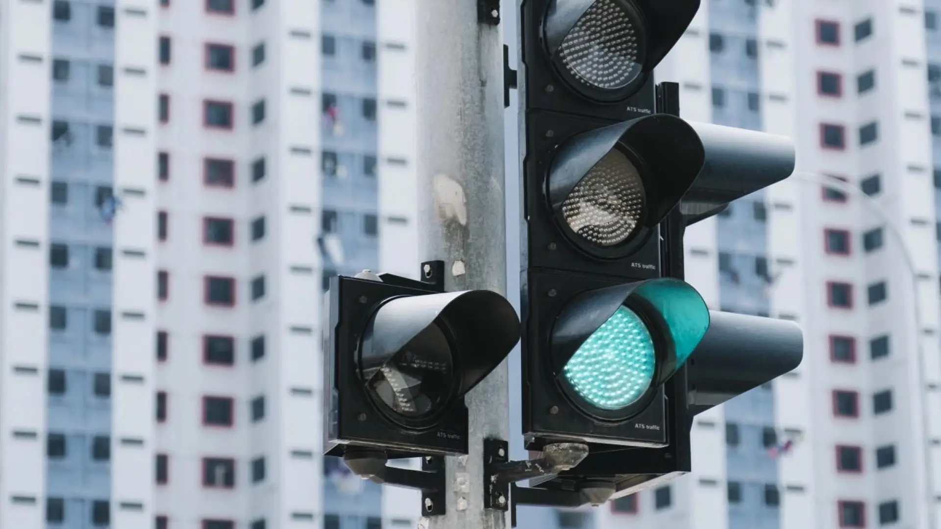 ¿Cómo funciona un radar de tipo 'foto-rojo' en los semáforos y cuál es ...