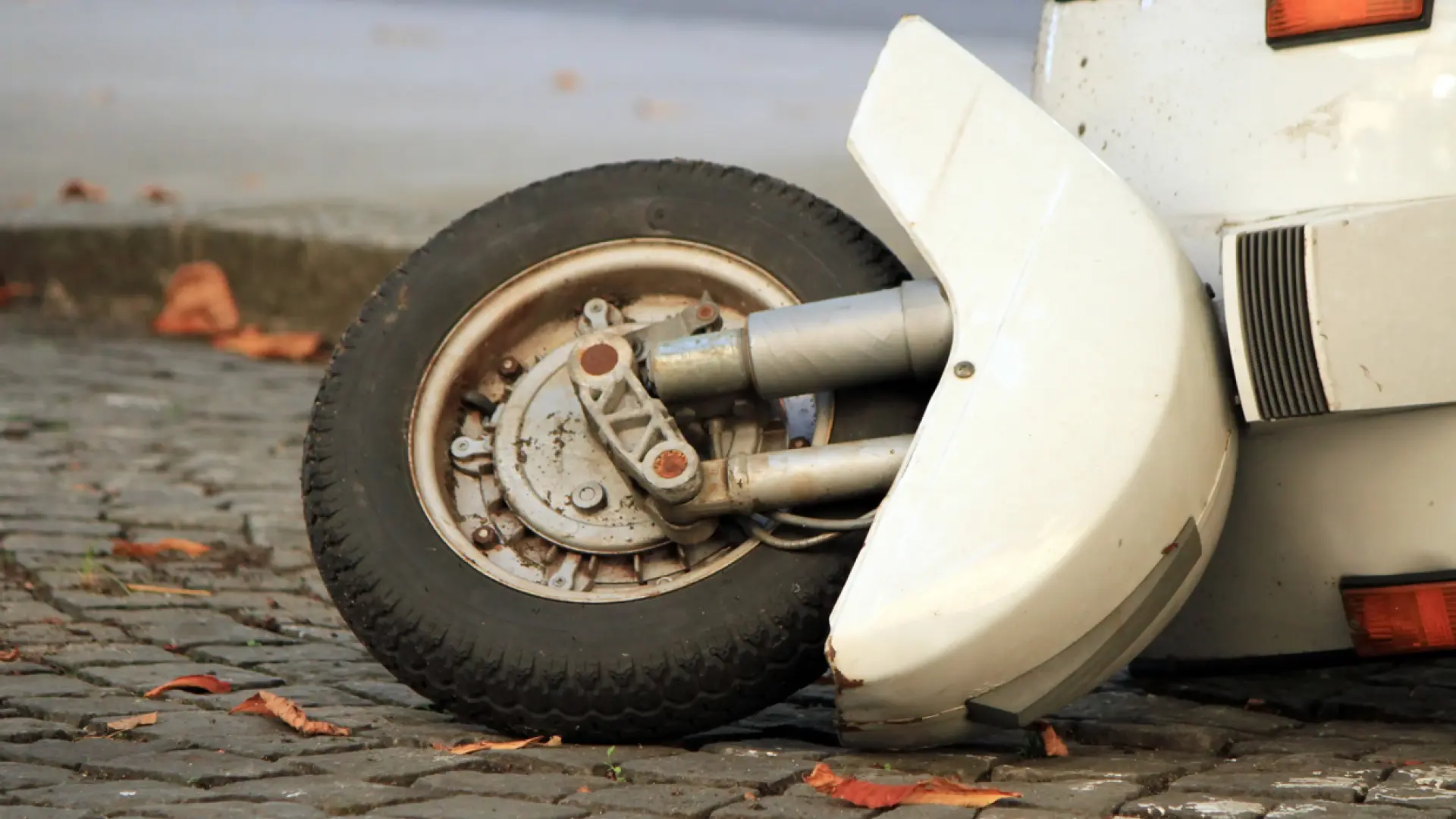 Qué hacer si te dan un golpe en la moto aparcada y se van sin dejar nota