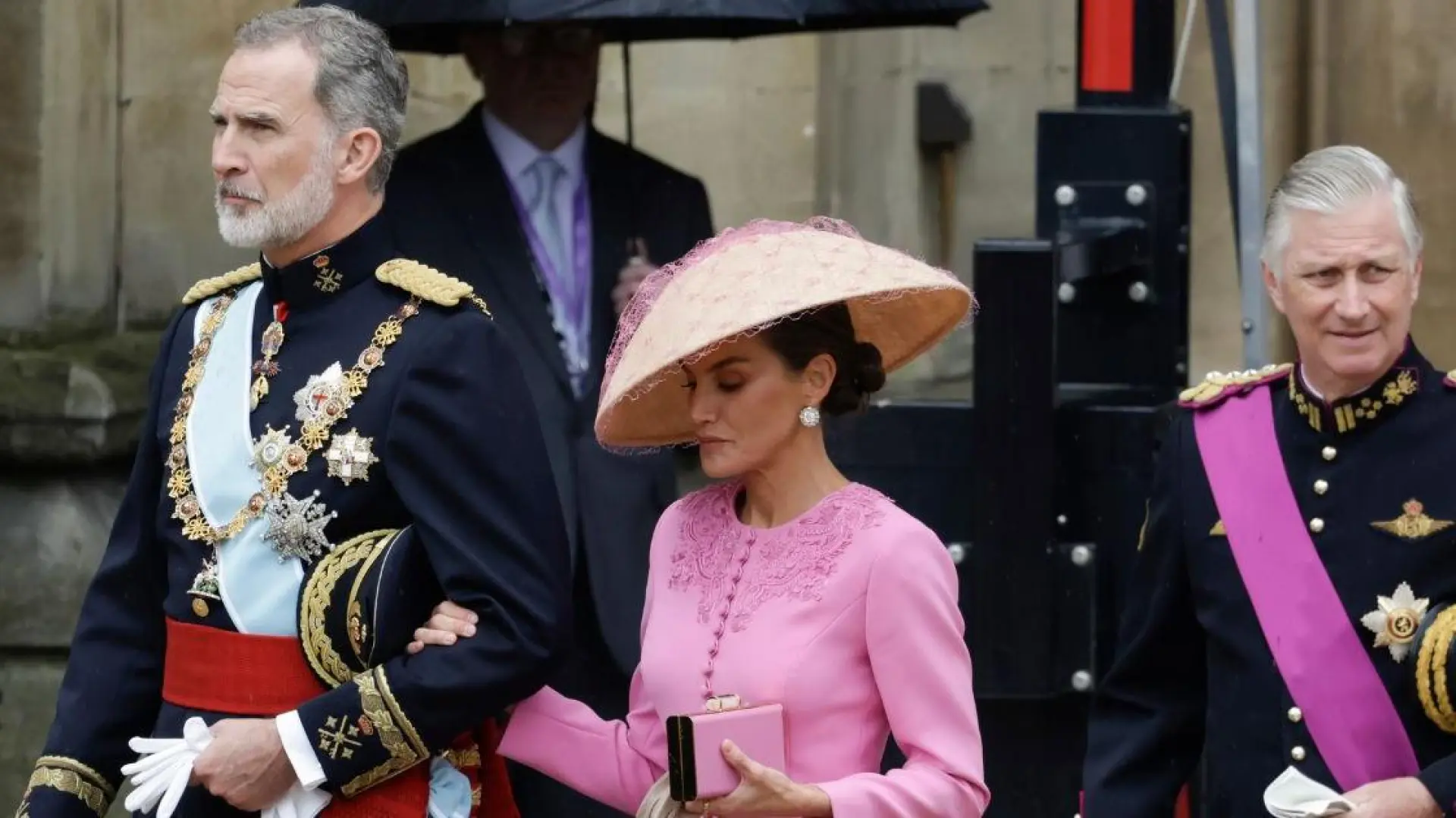 La reina Letizia cumple el protocolo y sorprende con un tocado XXL ...