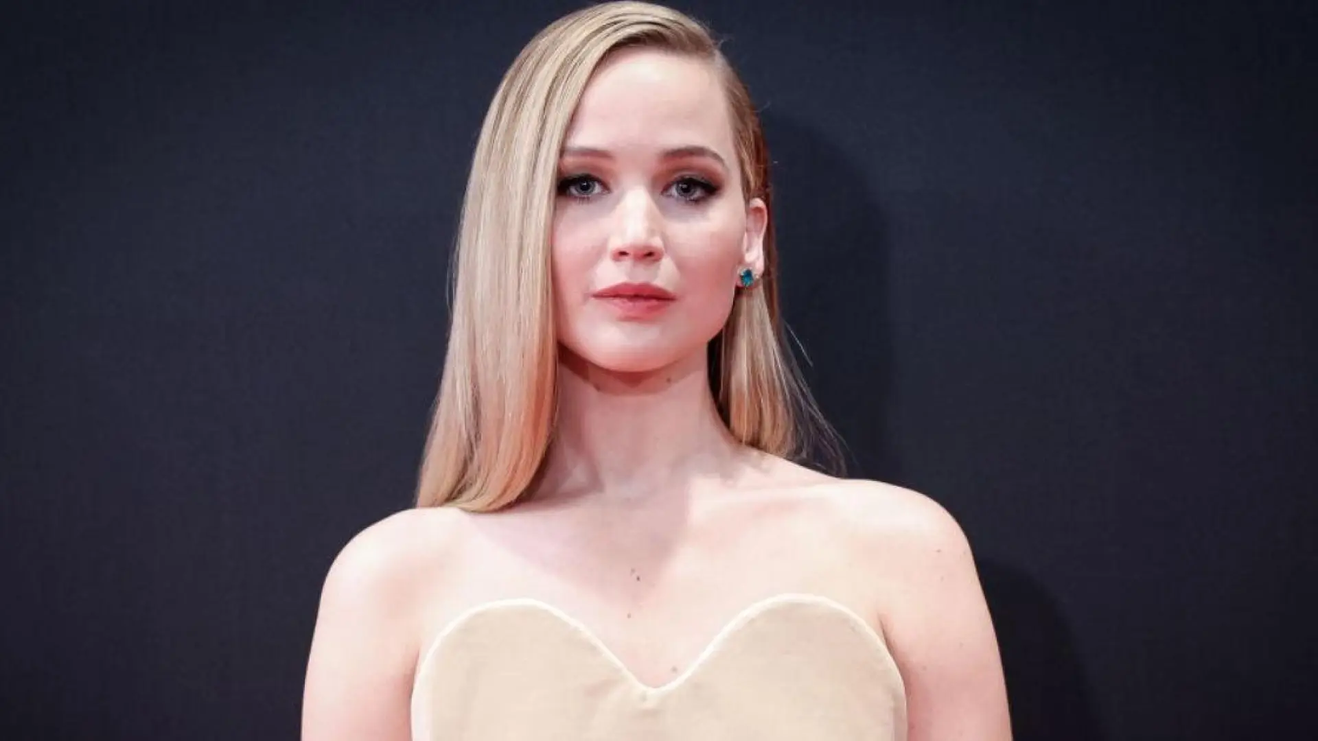 El antiestético detalle en un vestido de Jennifer Lawrence que pasó ...