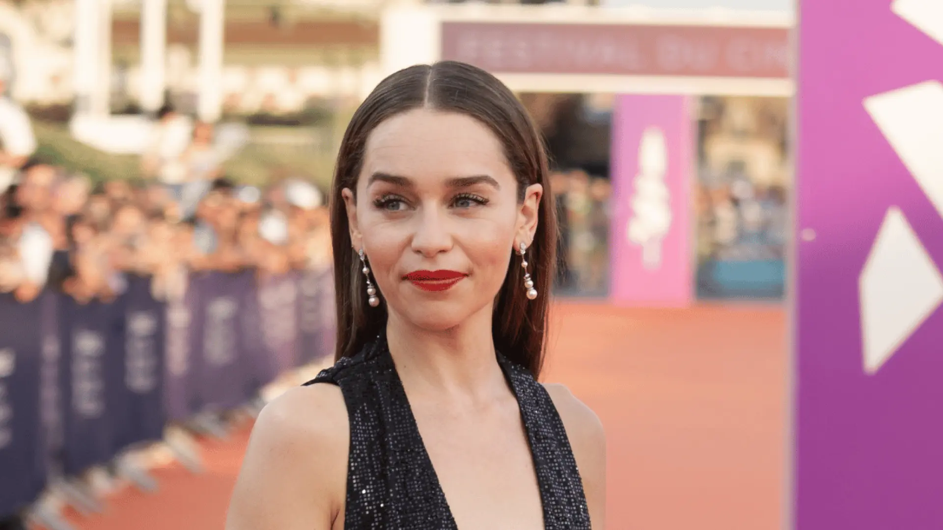 El vestido con escote kilométrico de Emilia Clarke que hubiera llevado ...