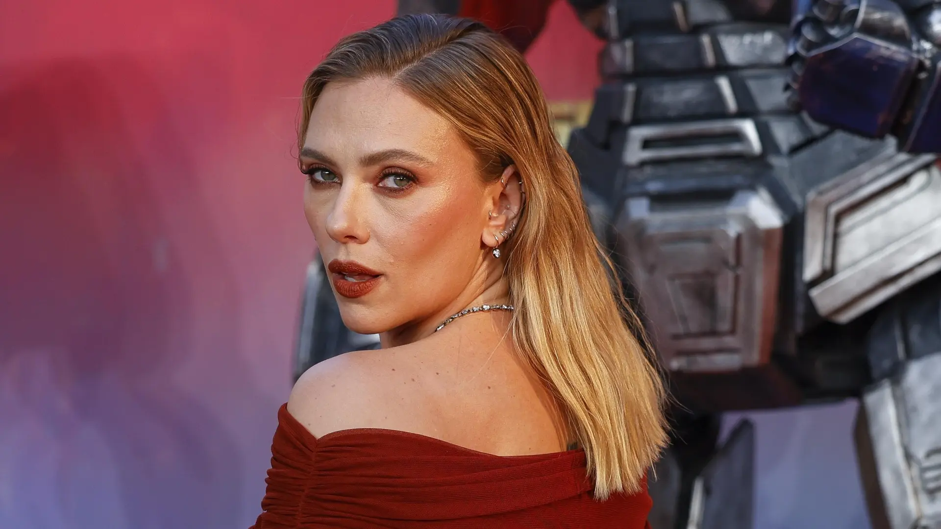 Scarlett Johansson presume de curvas en la alfombra roja de ...