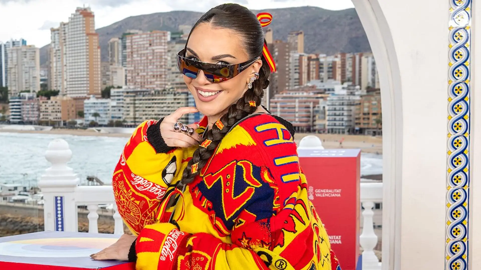 Inés Hernand sorprende en el Benidorm Fest vestida con la bandera de ...
