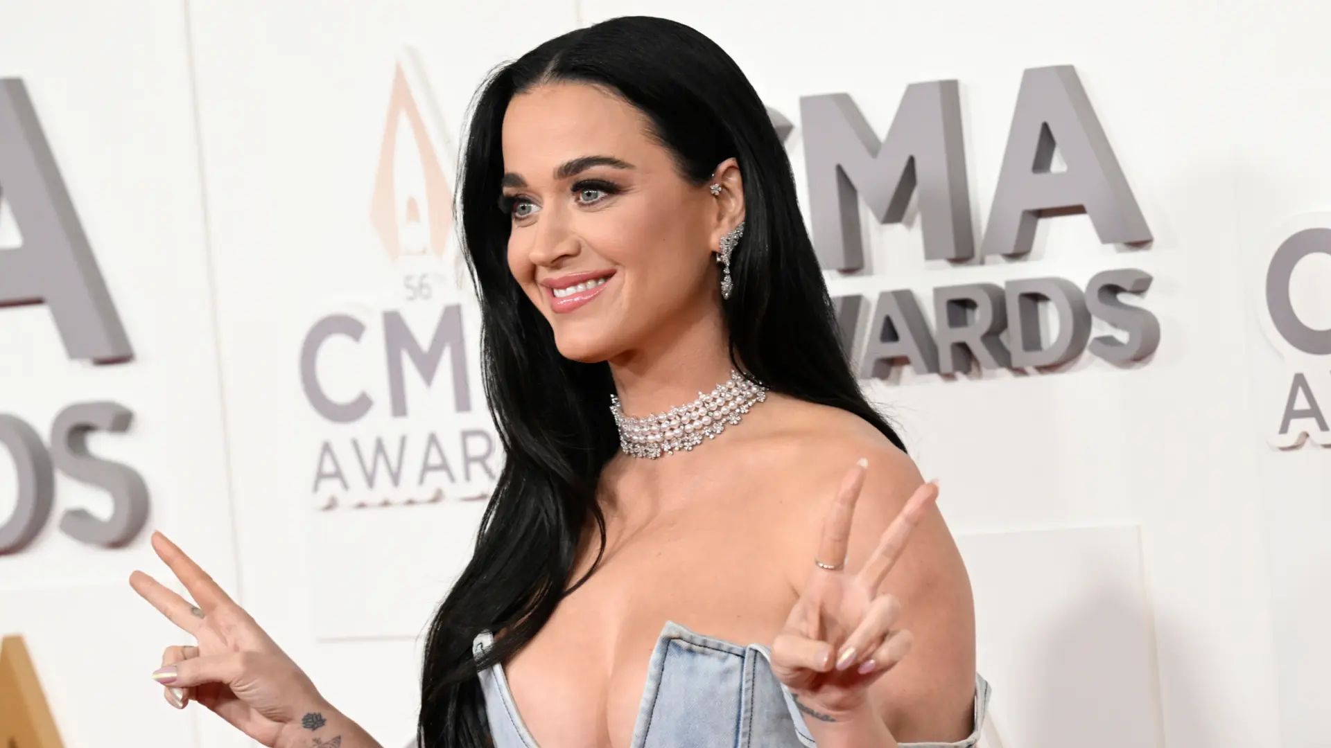 Katy Perry reinventa el look 'total denim' y lo adapta a la alfombra roja