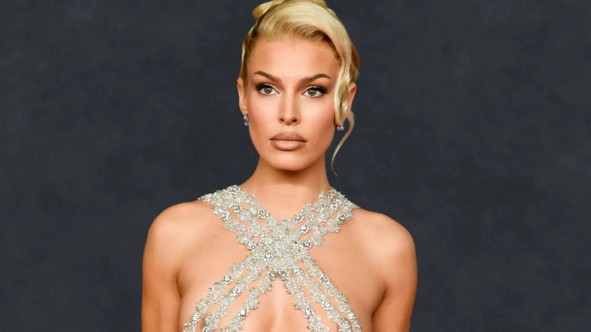 Jessica Goicoechea impacta con un vestido que deja medio cuerpo desnudo y se convierte en la más ...