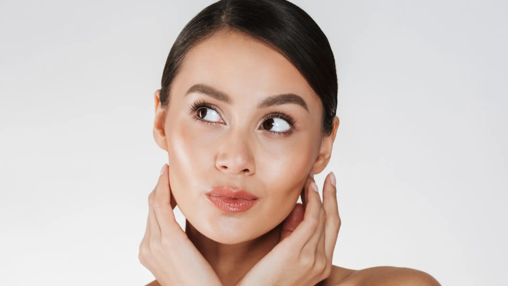 Este es el truco de maquillaje infalible para disimular la papada