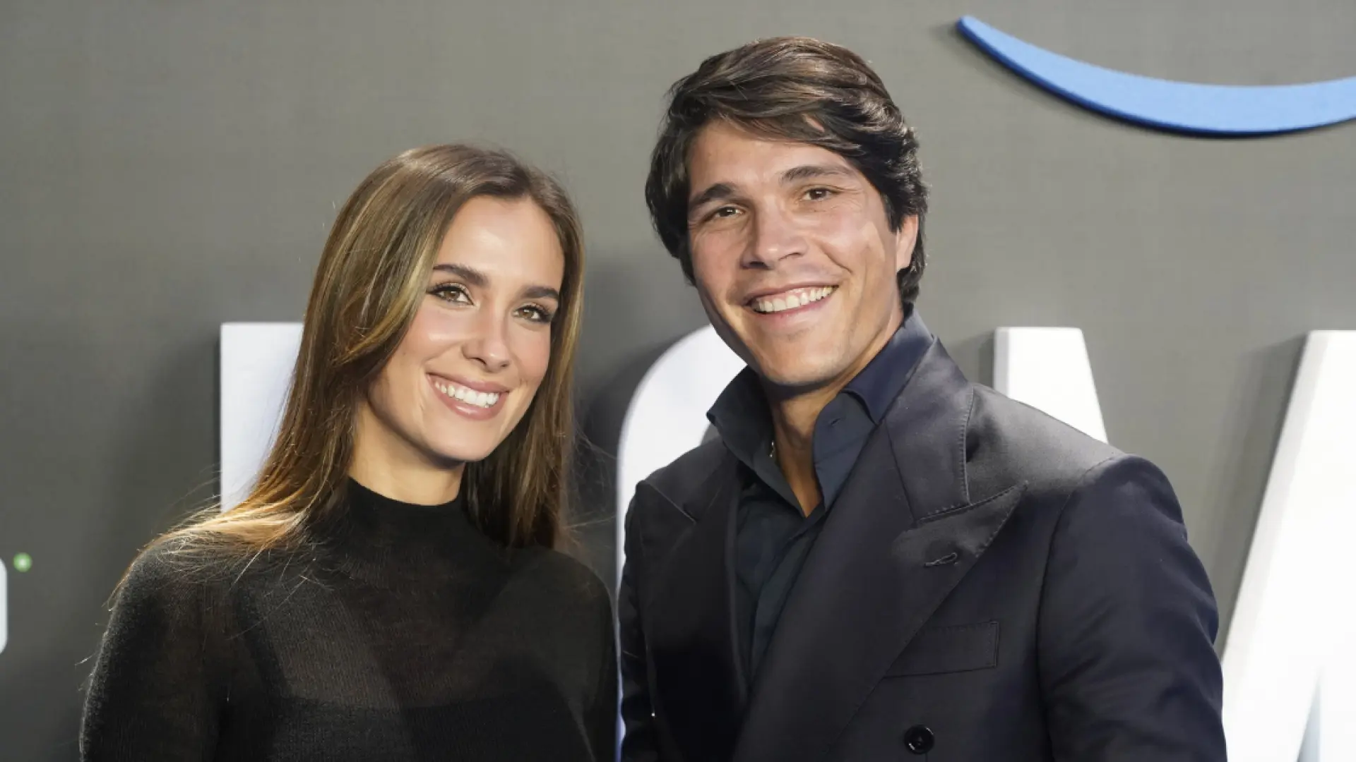 María Pombo estrena su propio documental con una minifalda de tablas y ...