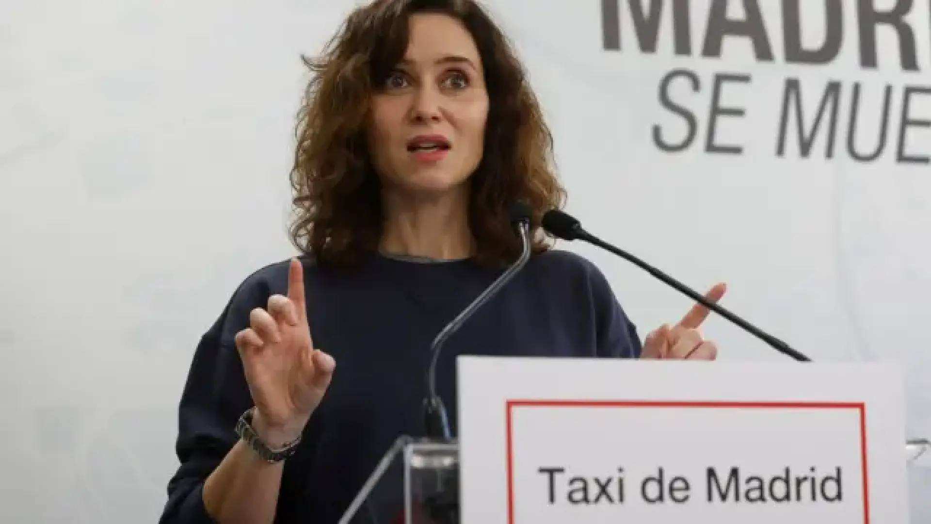 Isabel Díaz Ayuso impacta llevando una sudadera con un mensaje muy ...