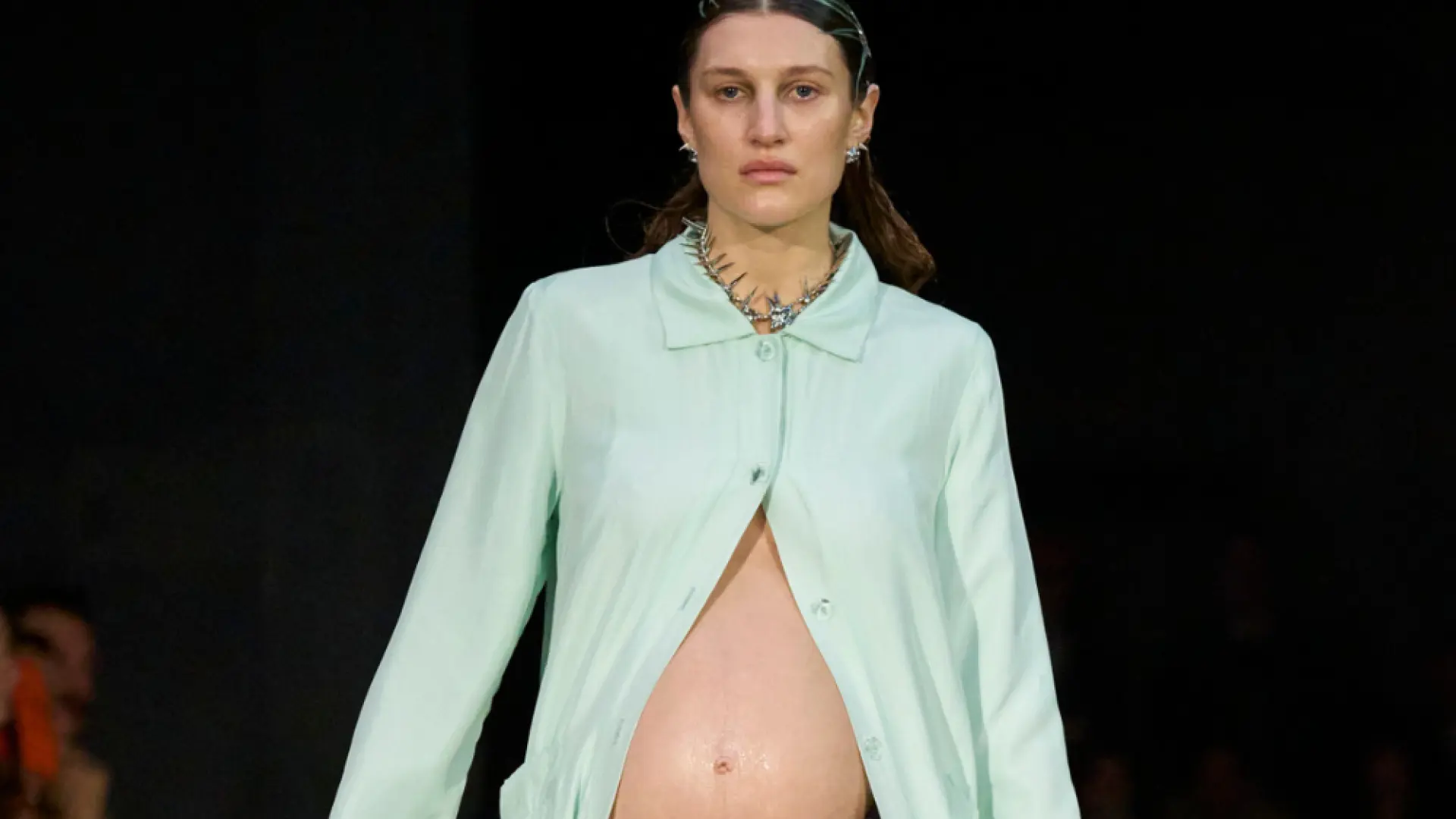 Esta modelo embarazada luce barriga sobre la pasarela y revoluciona con ...