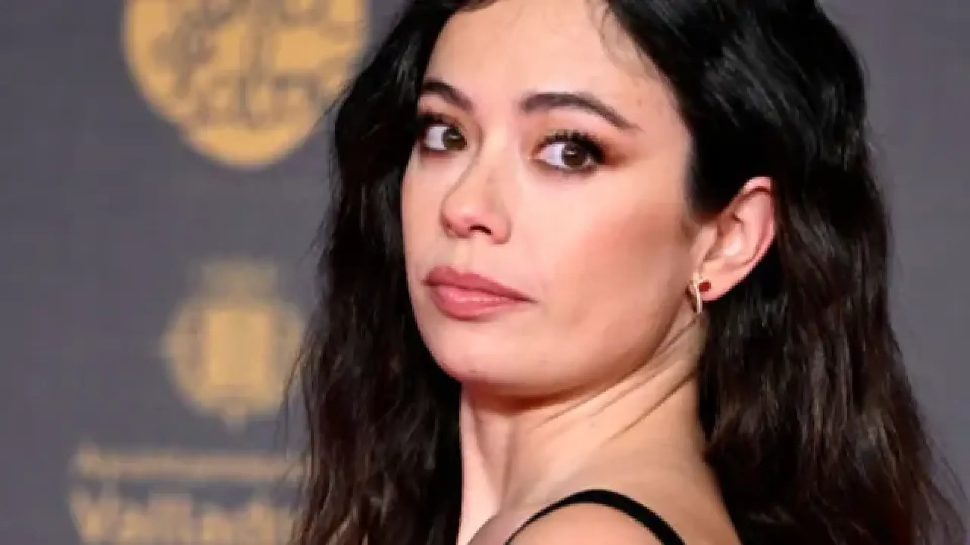 Anna Castillo y su vestido puzzle de hilo invisible que rinde homenaje ...