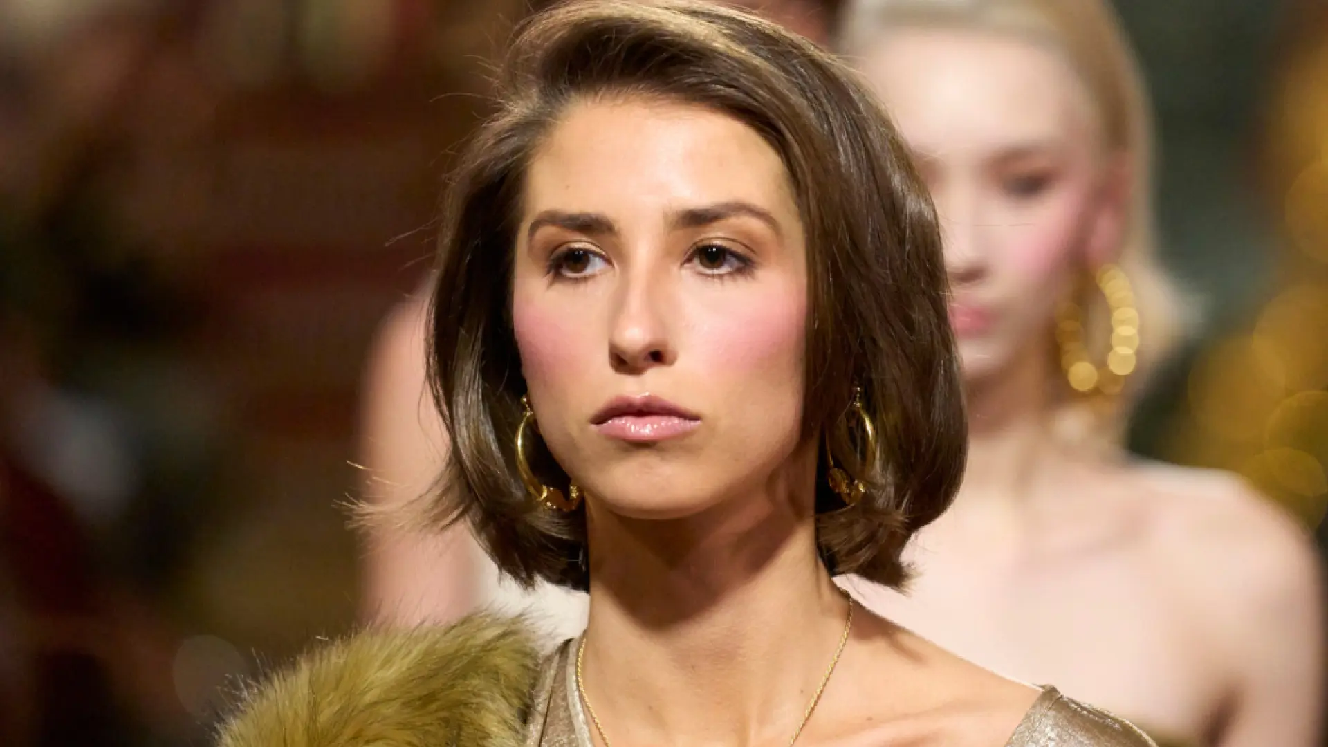 Cómo aplicar el rubor para un efecto lifting y otros trucos de maquillaje para usar bien el colorete