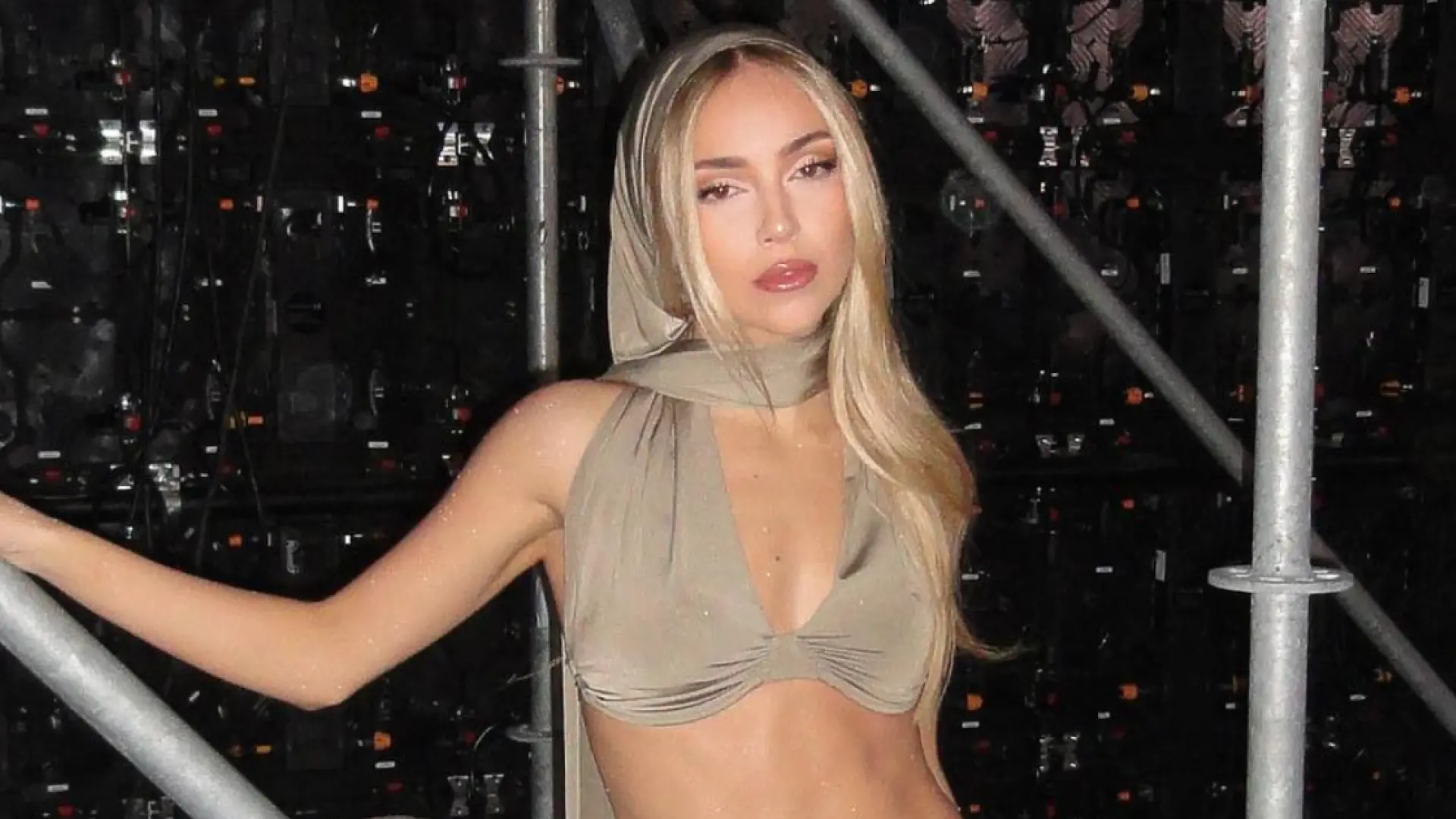 Ana Mena impacta en un concierto saliendo a cantar con una sola prenda: "Qué diosa"