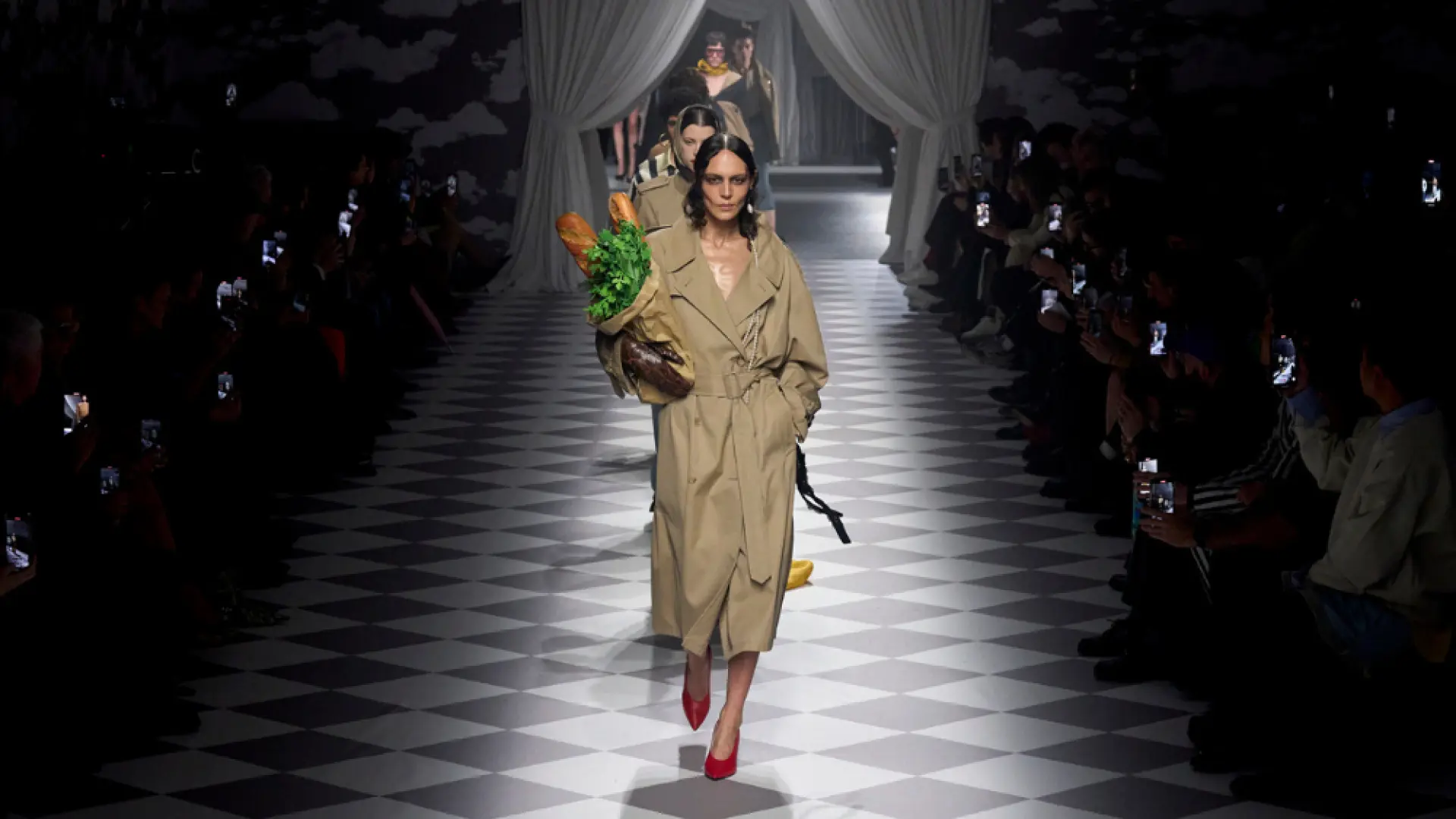 Lo nuevo de Moschino en Milán Fashion Week es llevar un pan bajo el ...
