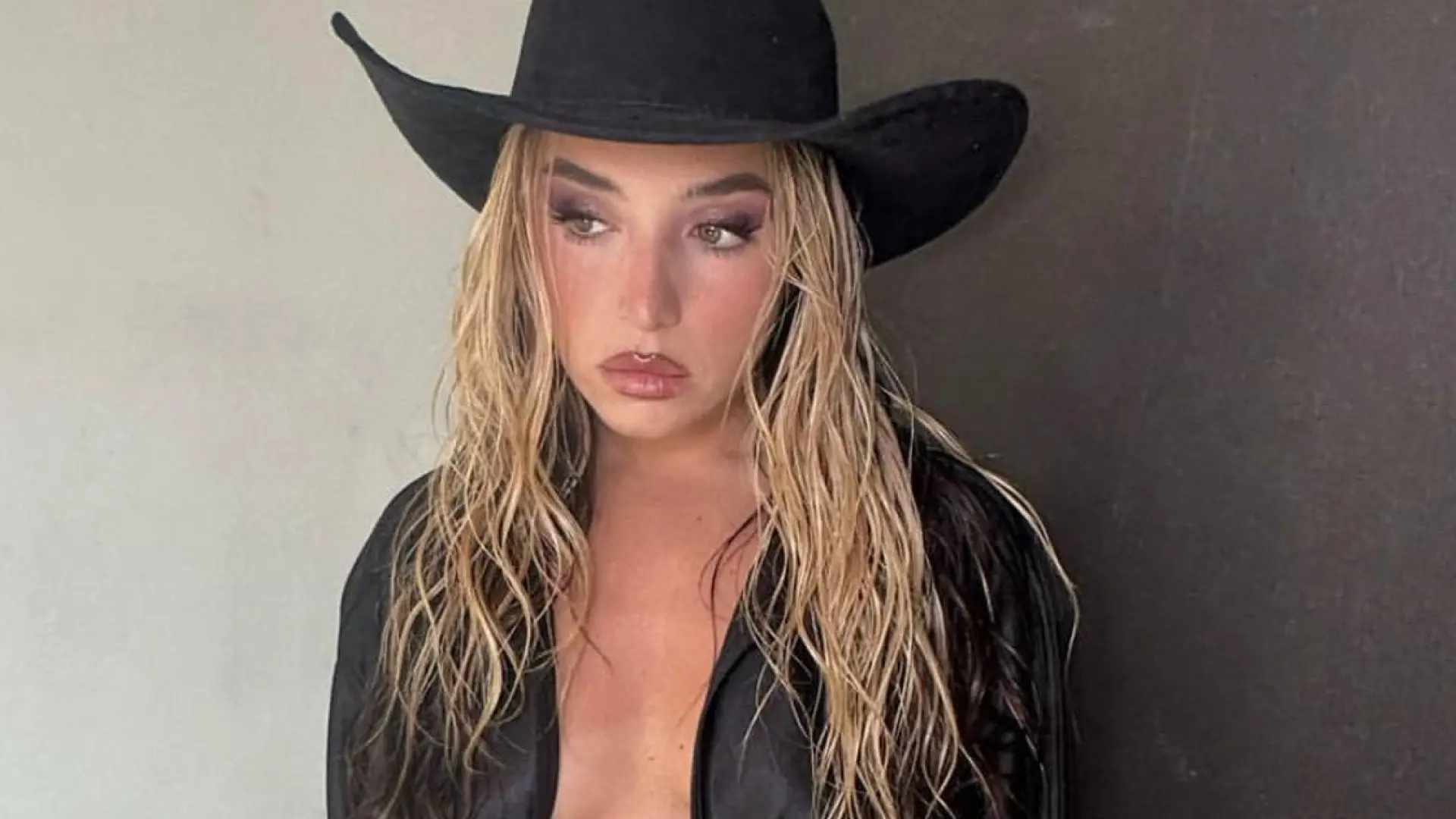 Lola Índigo crea debate en redes por su look en pijama sin sujetador ...