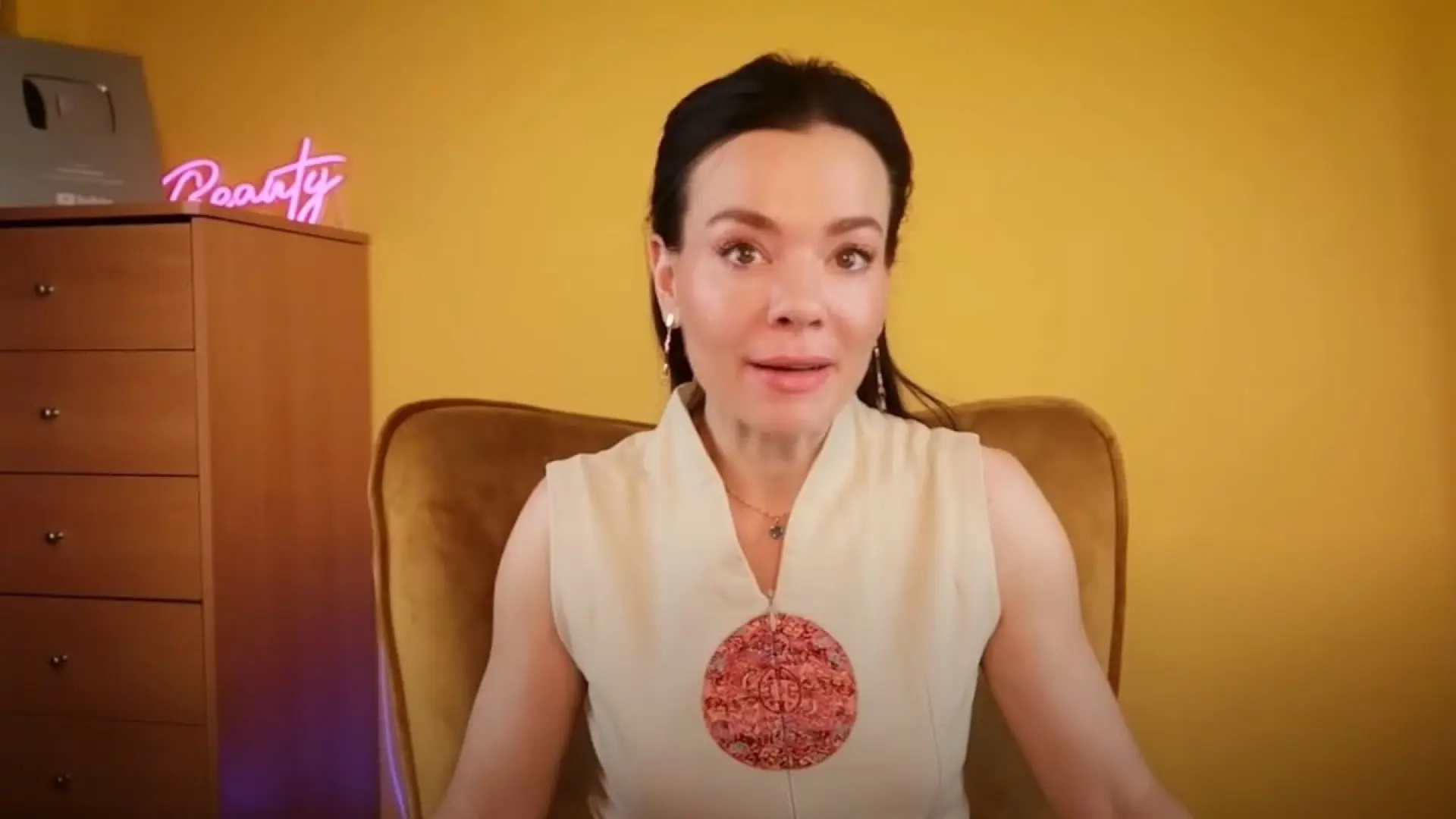 La farmacéutica Helena Rodero revela cuánto protector solar se debe ...