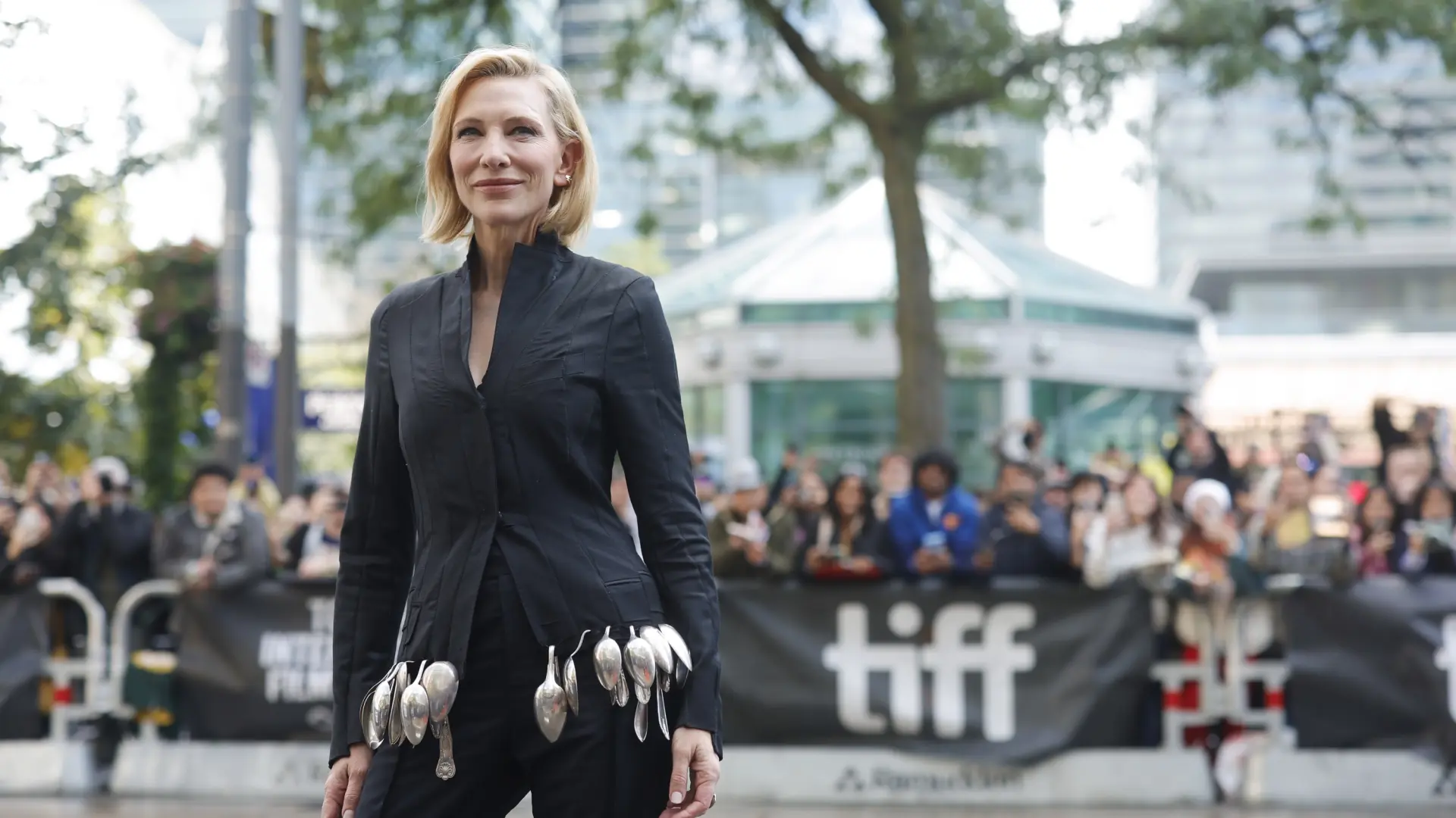 Katie Blanket deslumbra en el Festival de Toronto con un traje negro y ...