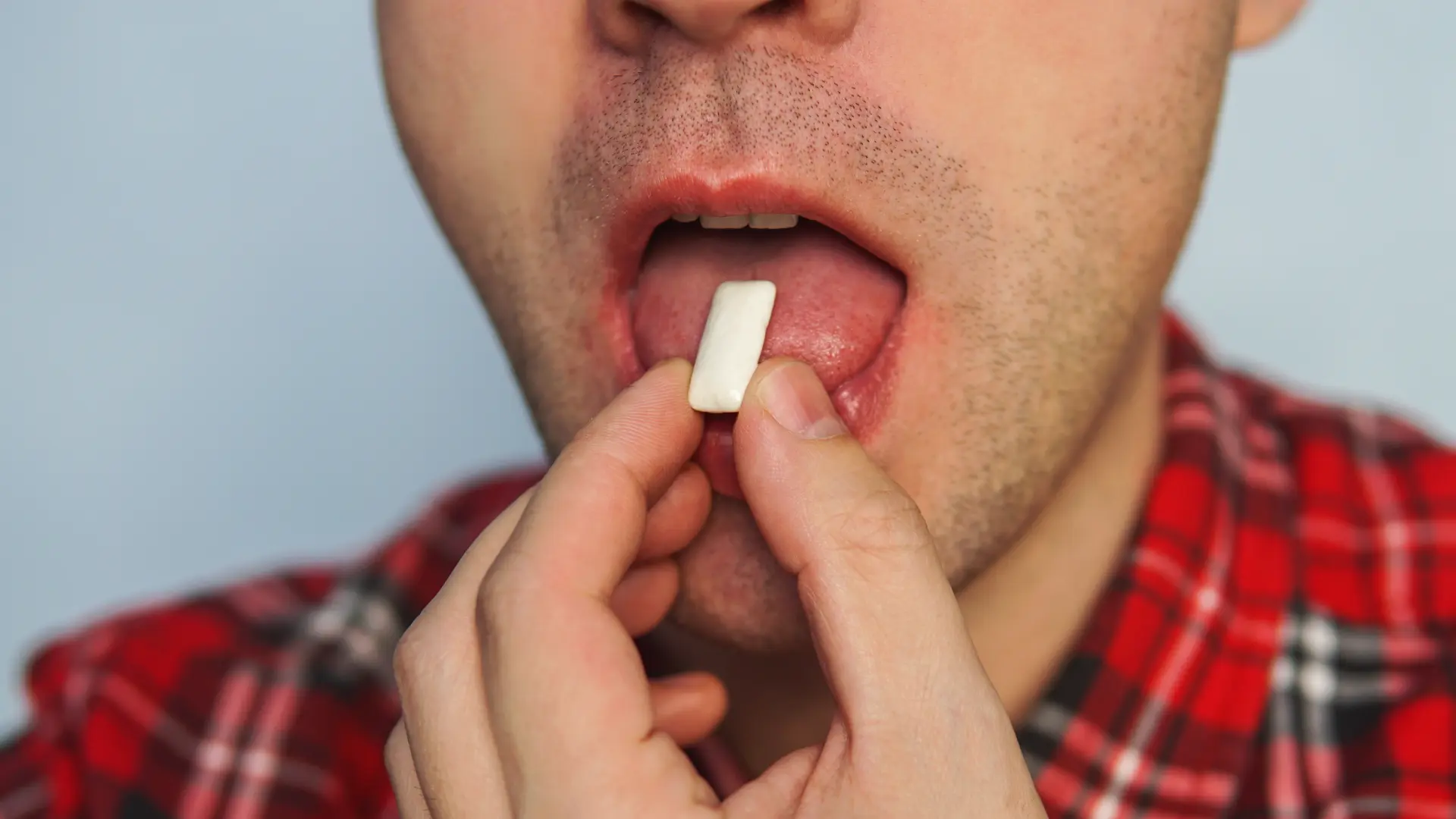 Estos son los peligros para la salud de mascar chicle en exceso