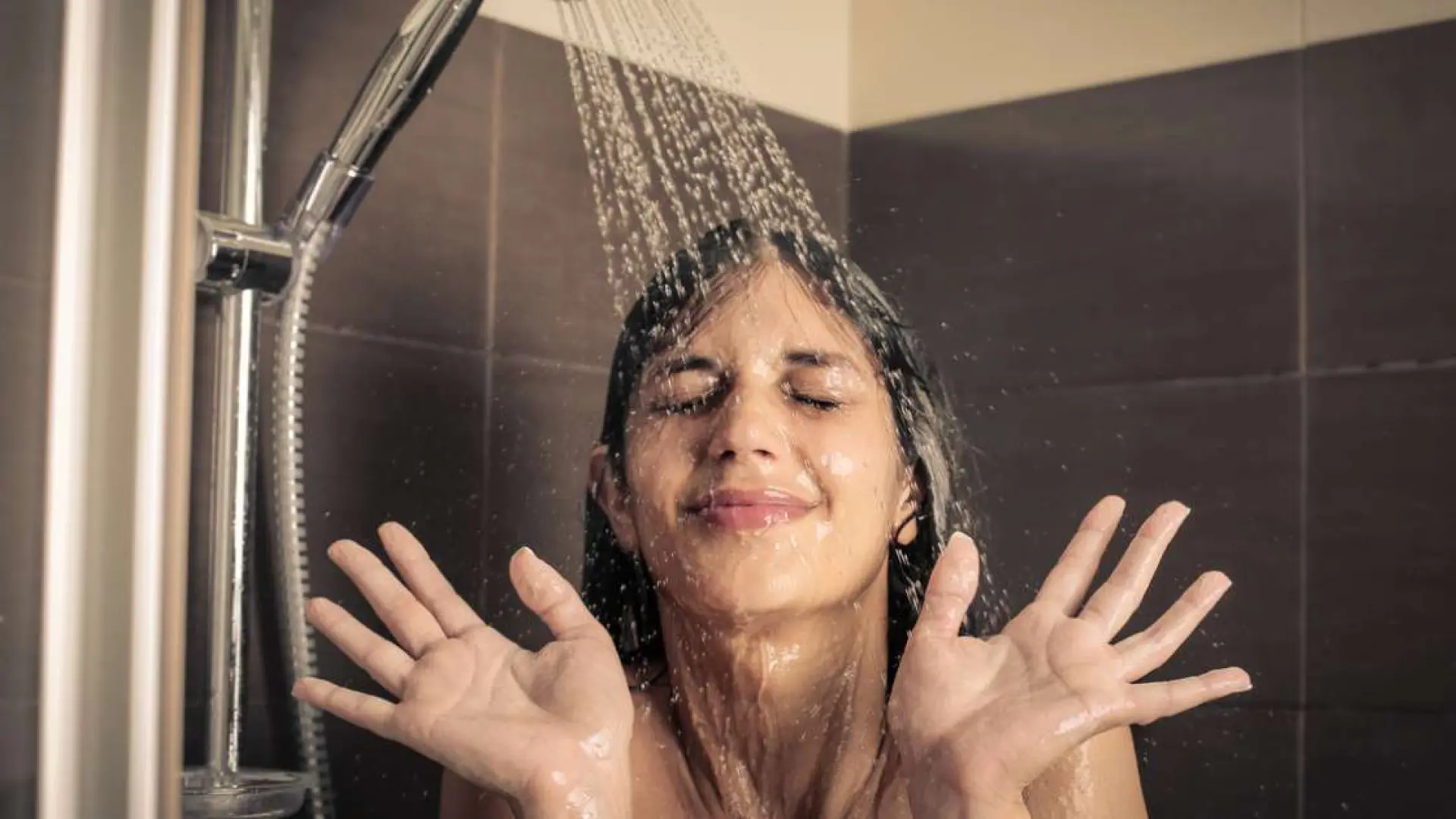 Una médica desvela los riesgos en la salud que supone ducharse todos ...