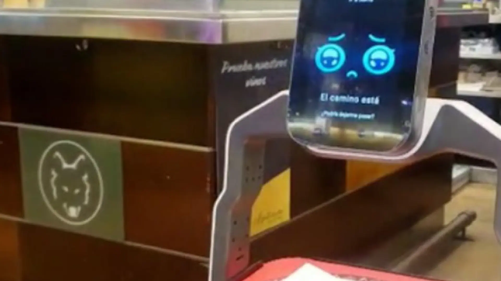 Jefito, el primer robot camarero de Zaragoza que sirve platos y cuenta ...